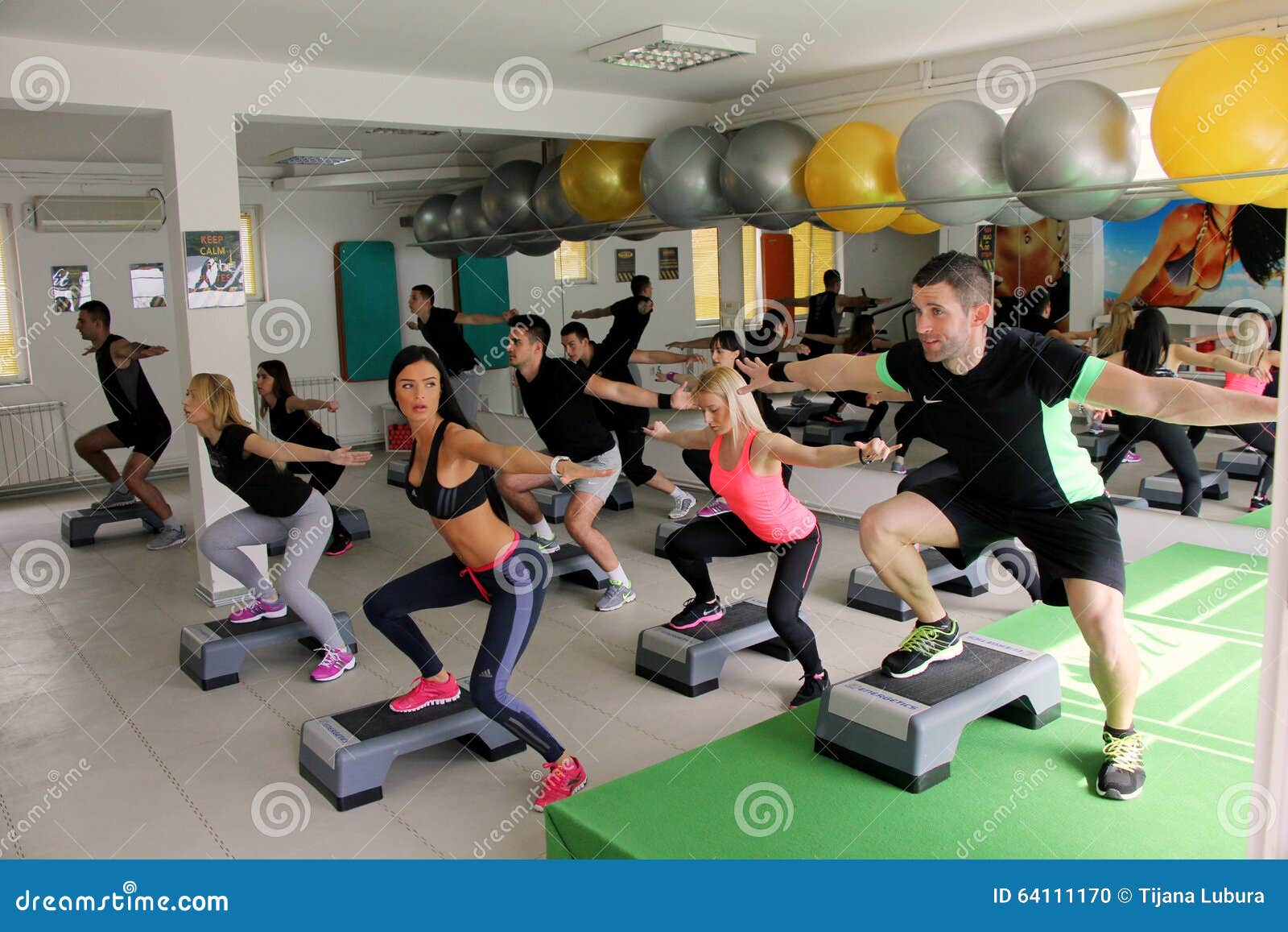 Um Grupo De Jovens Treinados Imagem Editorial - Imagem de forte, broca ...