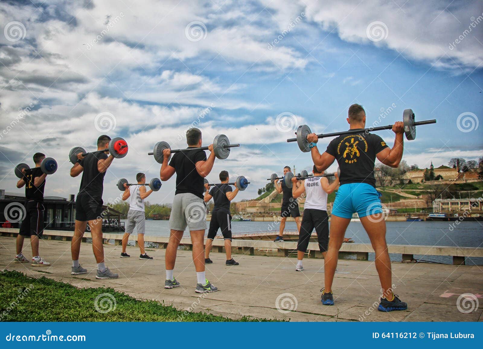 Um Grupo De Jovens Treinados Fotografia Editorial - Imagem de bobagem ...