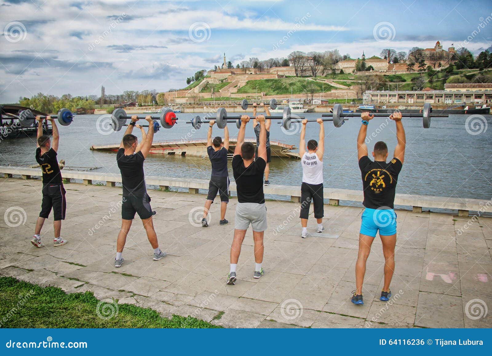 Um Grupo De Jovens Treinados Foto Editorial - Imagem de ajuste, grupo ...