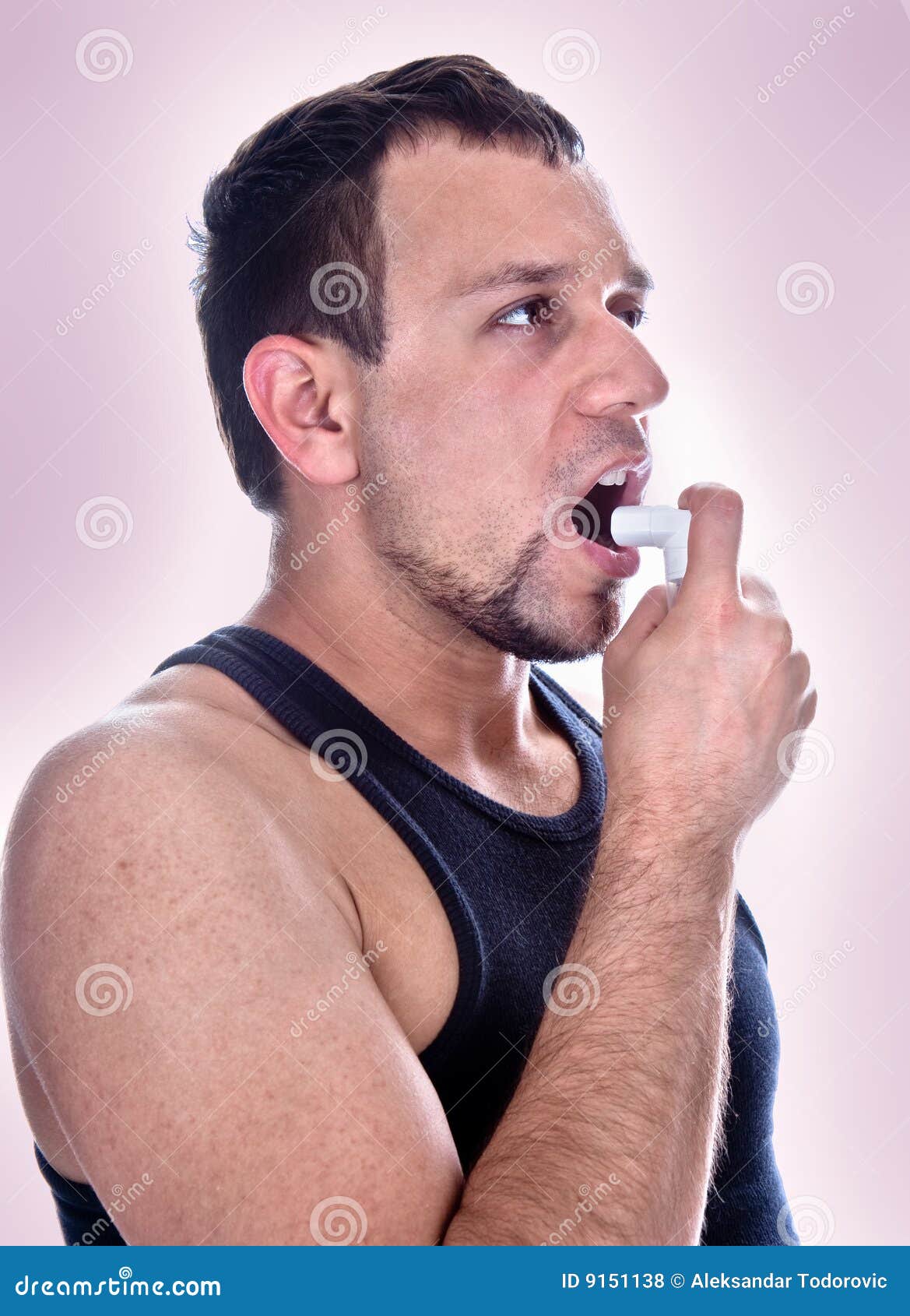 Um Homem Com a Bomba Em Sua Boca Foto de Stock - Imagem de bomba ...