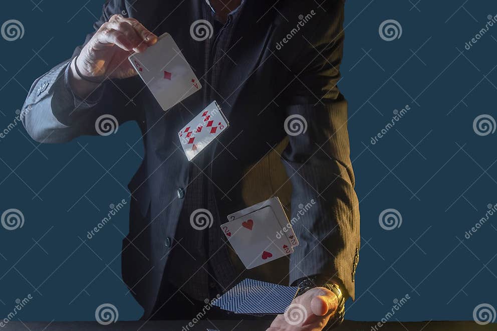 Um Homem De Terno Joga Cartas. O Croupier Embarca As Cartas De Jogar ... Um Homem De Terno Joga Cartas. O Croupier Embarca As Cartas De Jogar ...