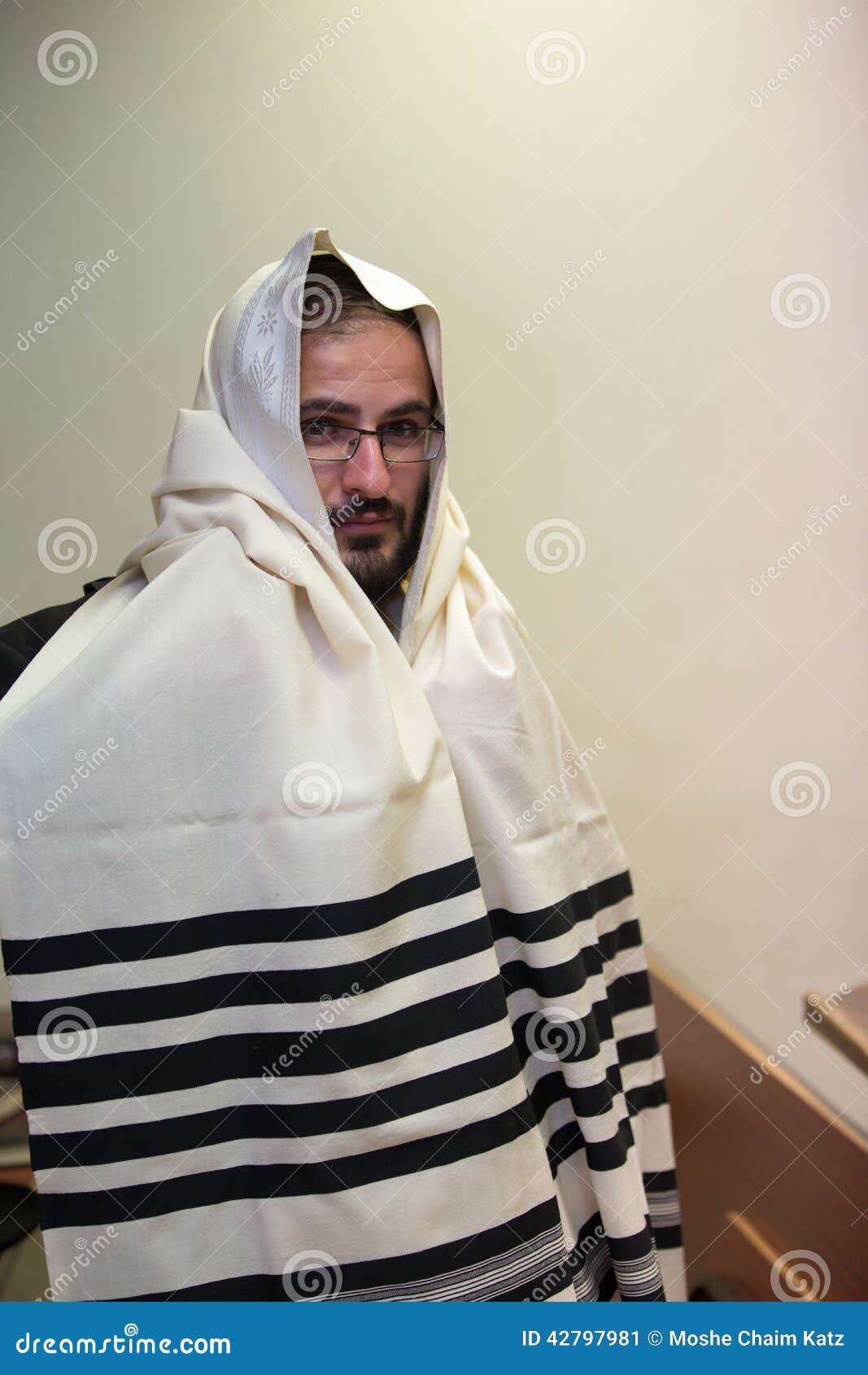 Um Judeu Ortodoxo Veste Um Tallit Imagem de Stock - Imagem de barba ...