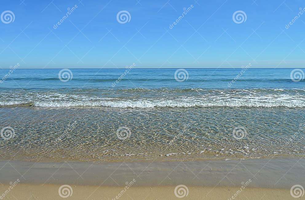Um mar azul claro foto de stock. Imagem de fundo, praia - 48099840