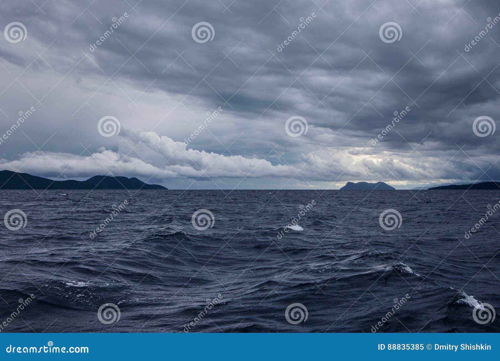 Um Mar Tormentoso Com Nuvens E As Ilhas Escuras Imagem de Stock ...