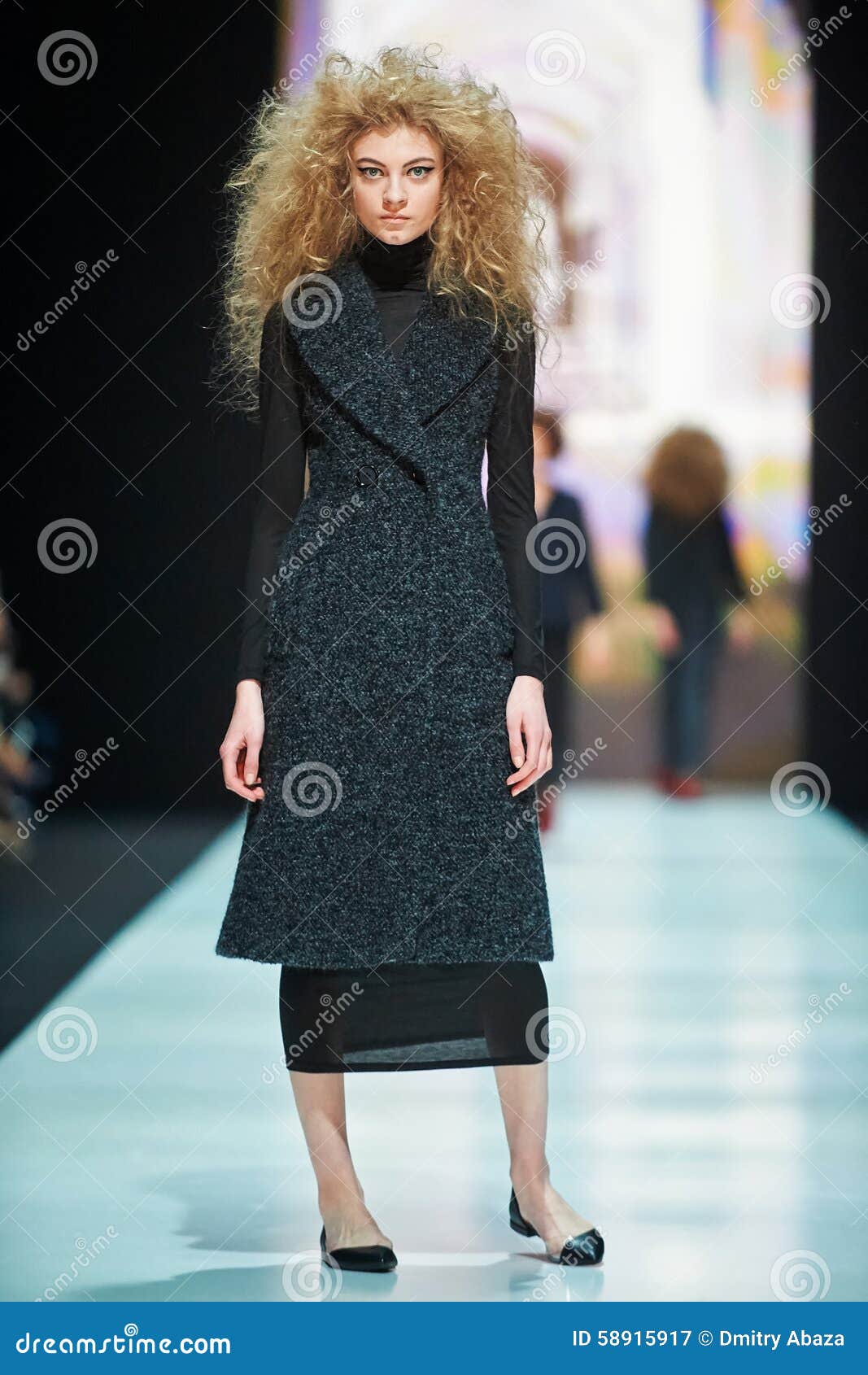 Um Modelo Anda Na Passarela De Alexandra Vanushina Fotografia Editorial ...