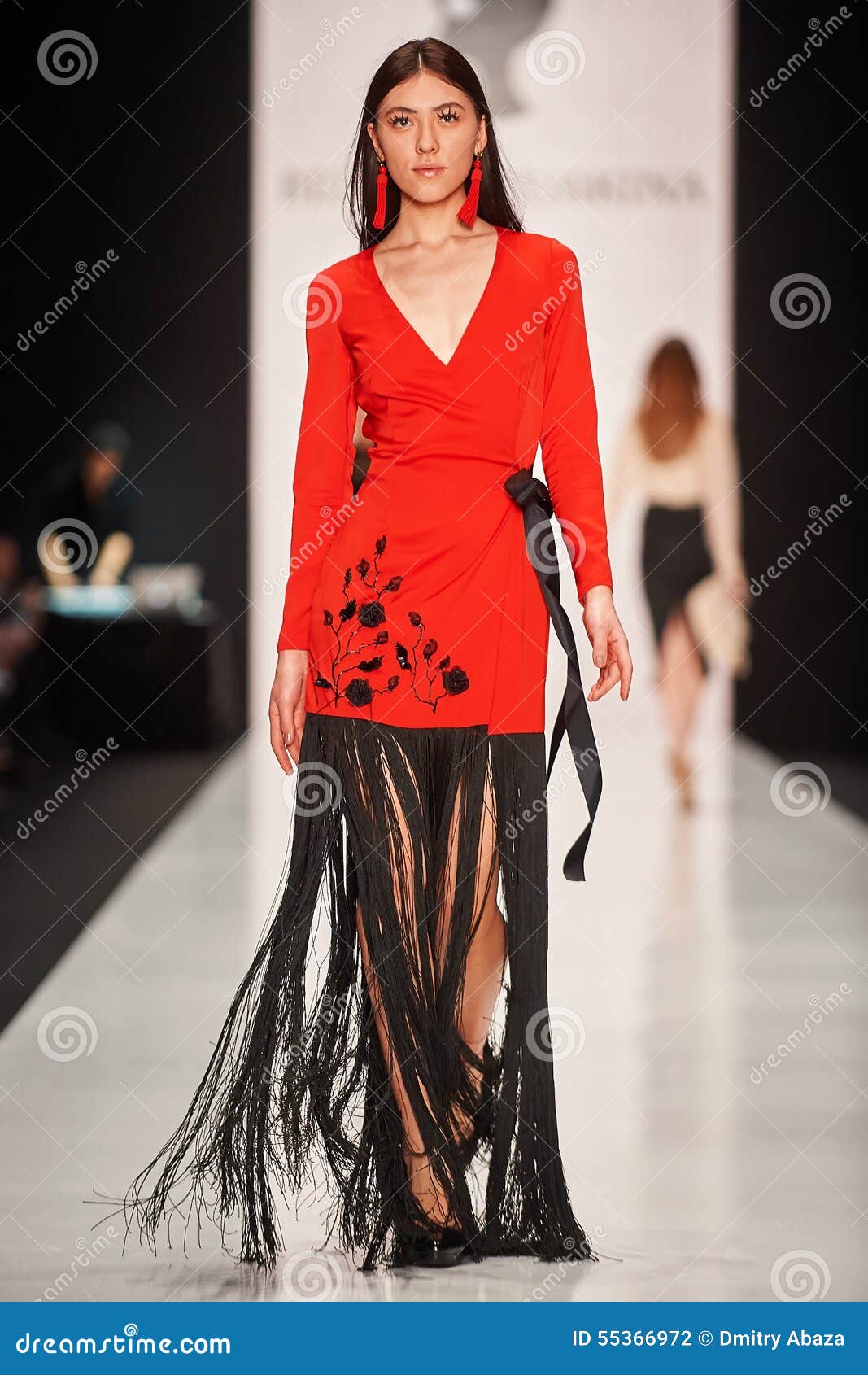 Um Modelo Anda Na Passarela De BELLA POTEMKINA Fotografia Editorial ...