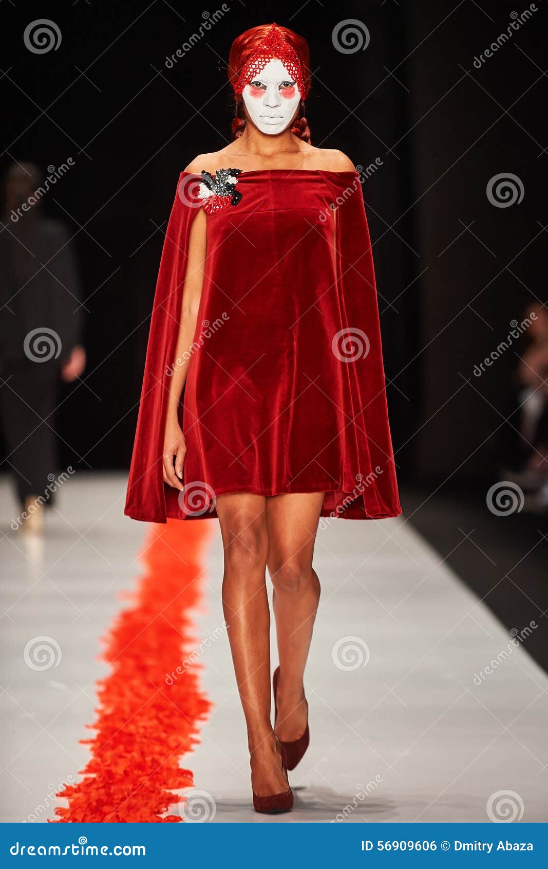 Um Modelo Anda Na Passarela De DIMANEU Foto Editorial - Imagem de artes ...