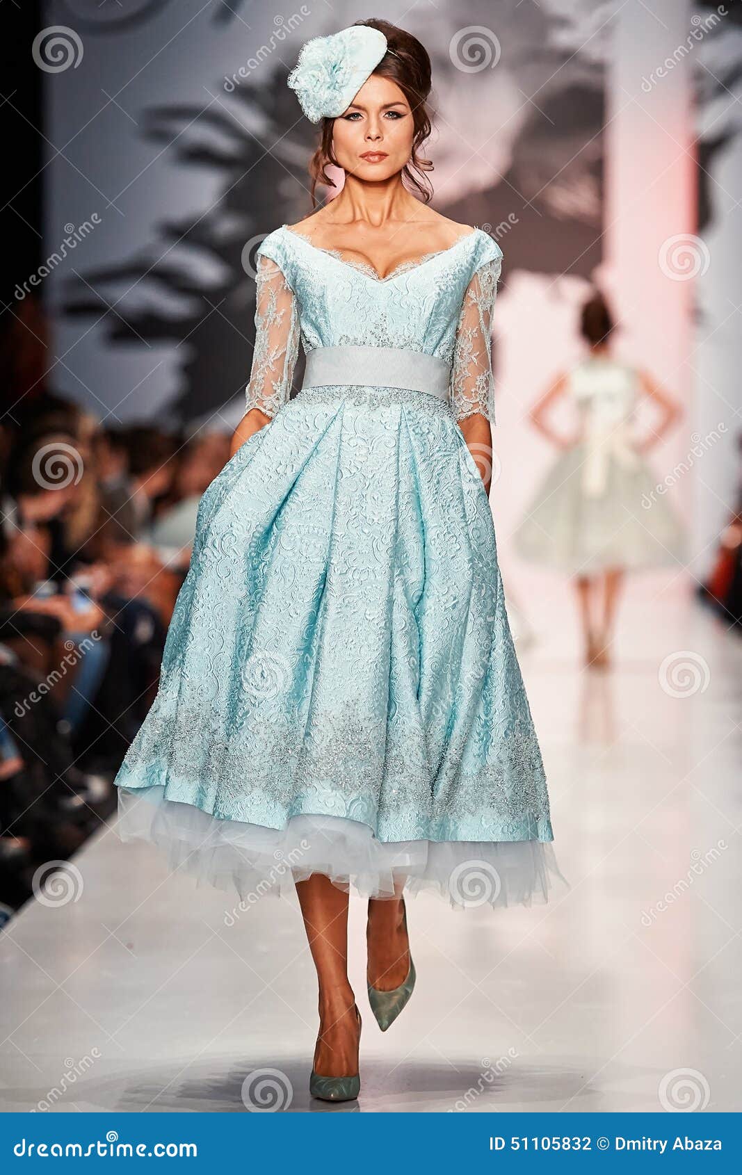 Um Modelo Anda Na Passarela De IGOR GULYAEV Fotografia Editorial ...