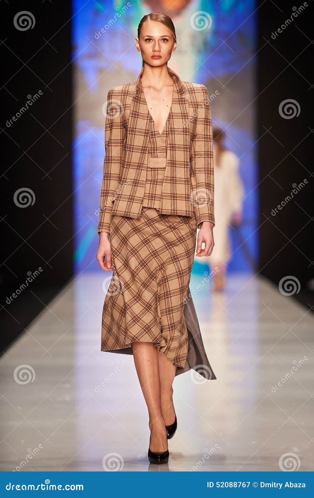 Um Modelo Anda Na Passarela De Julia Dalakian Fotografia Editorial ...