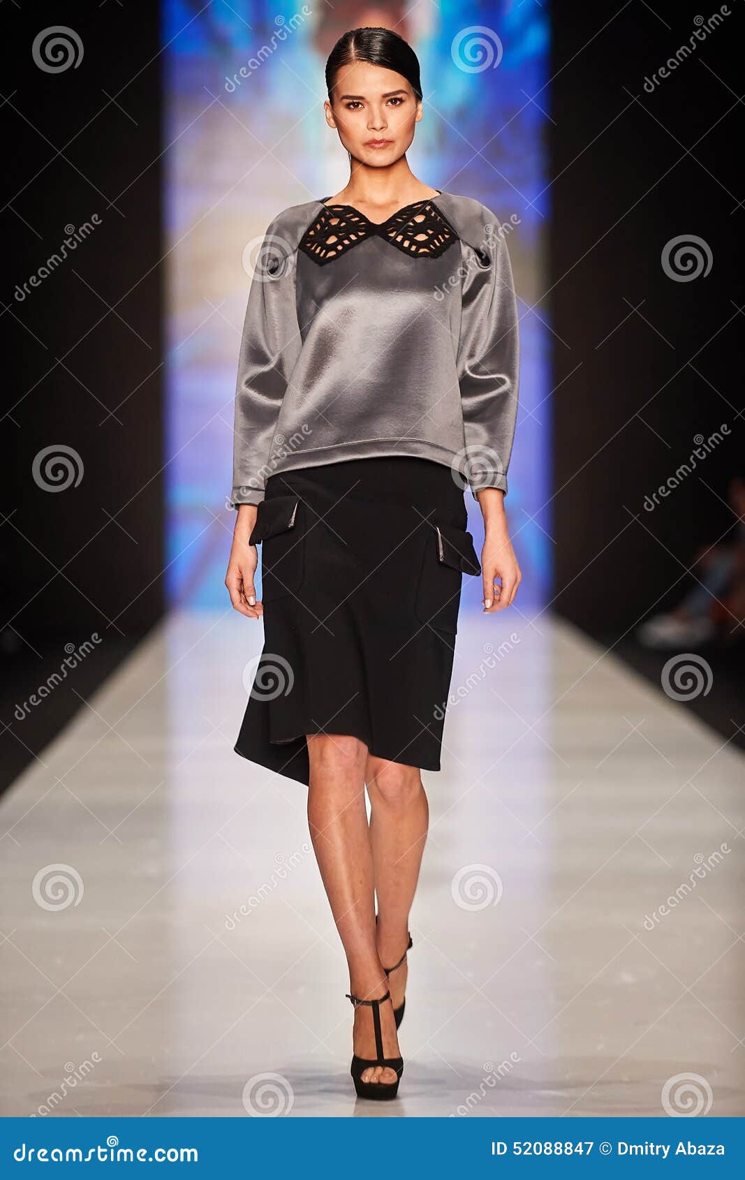 Um Modelo Anda Na Passarela De Julia Dalakian Fotografia Editorial ...