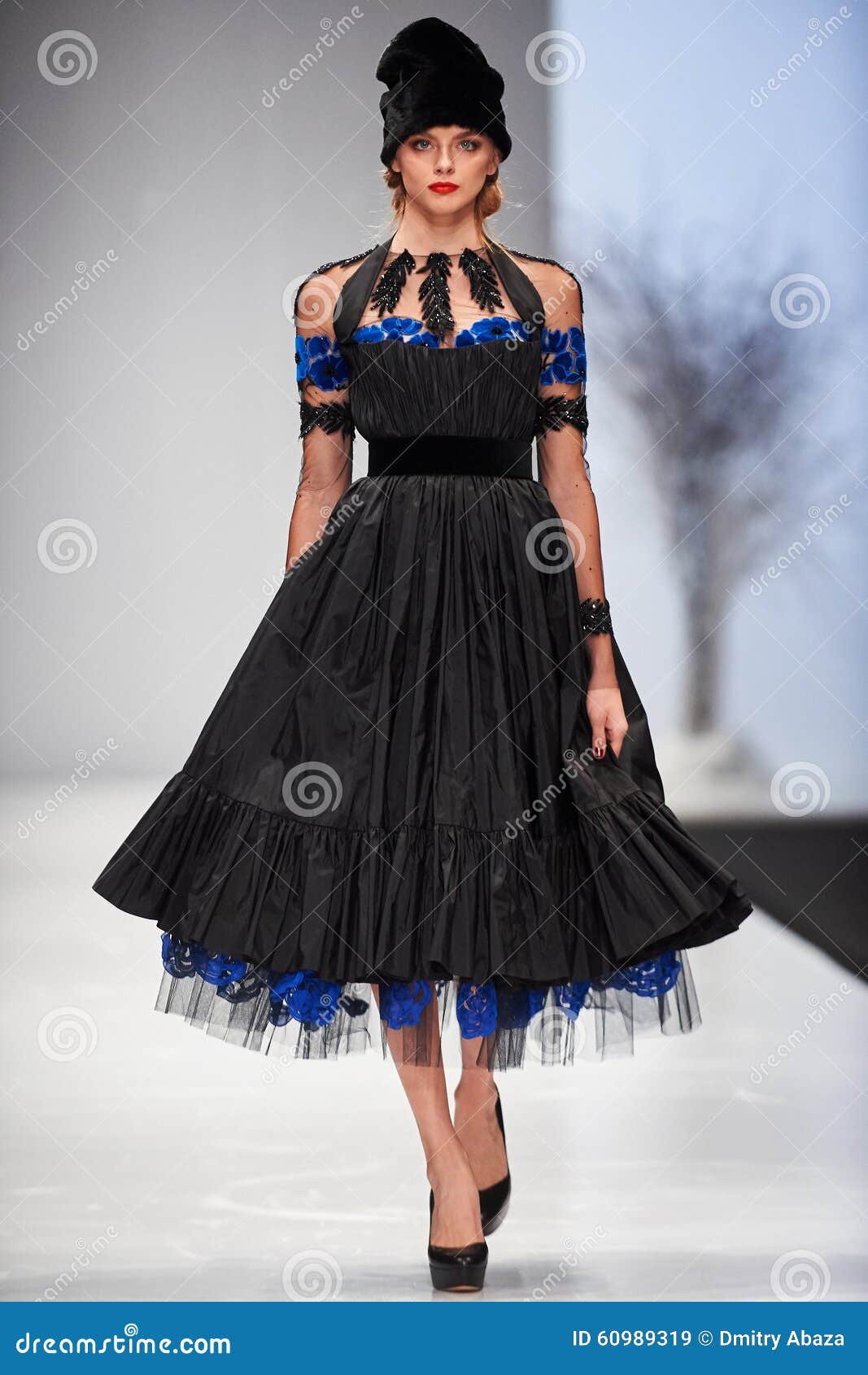 Um Modelo Anda Na Passarela De JULIA YANINA Imagem de Stock Editorial ...