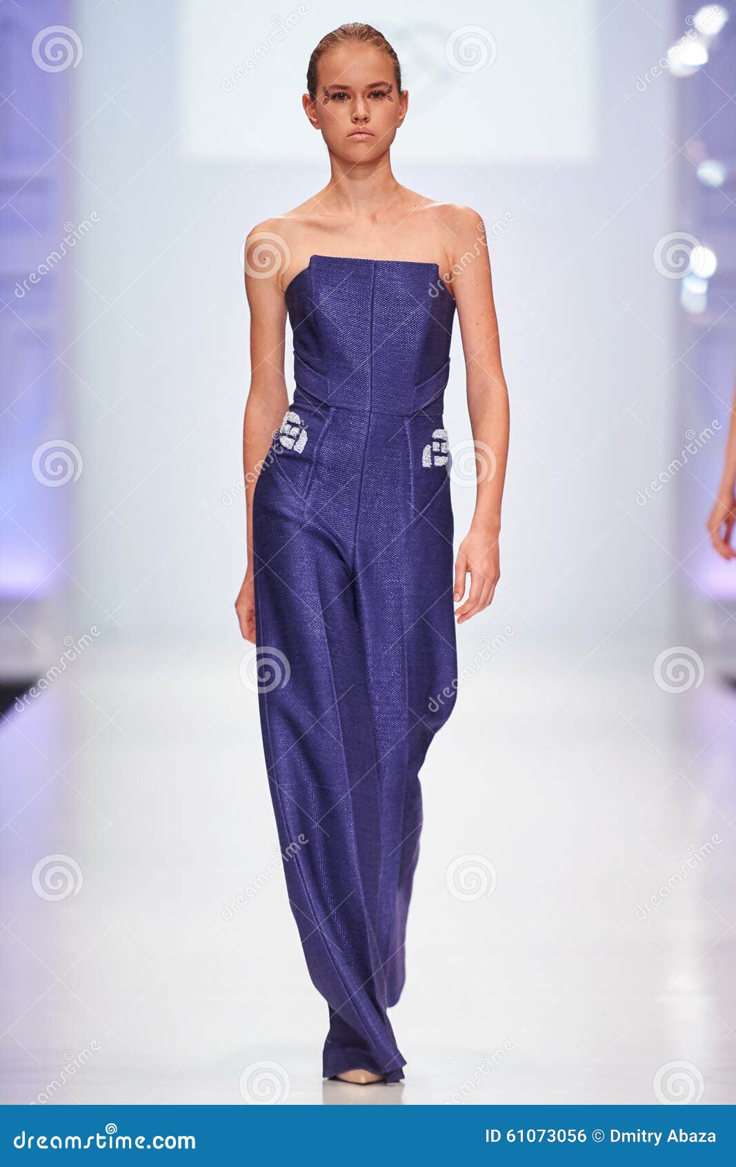 Um Modelo Anda Na Passarela De NATALIA GART Foto Editorial - Imagem de ...