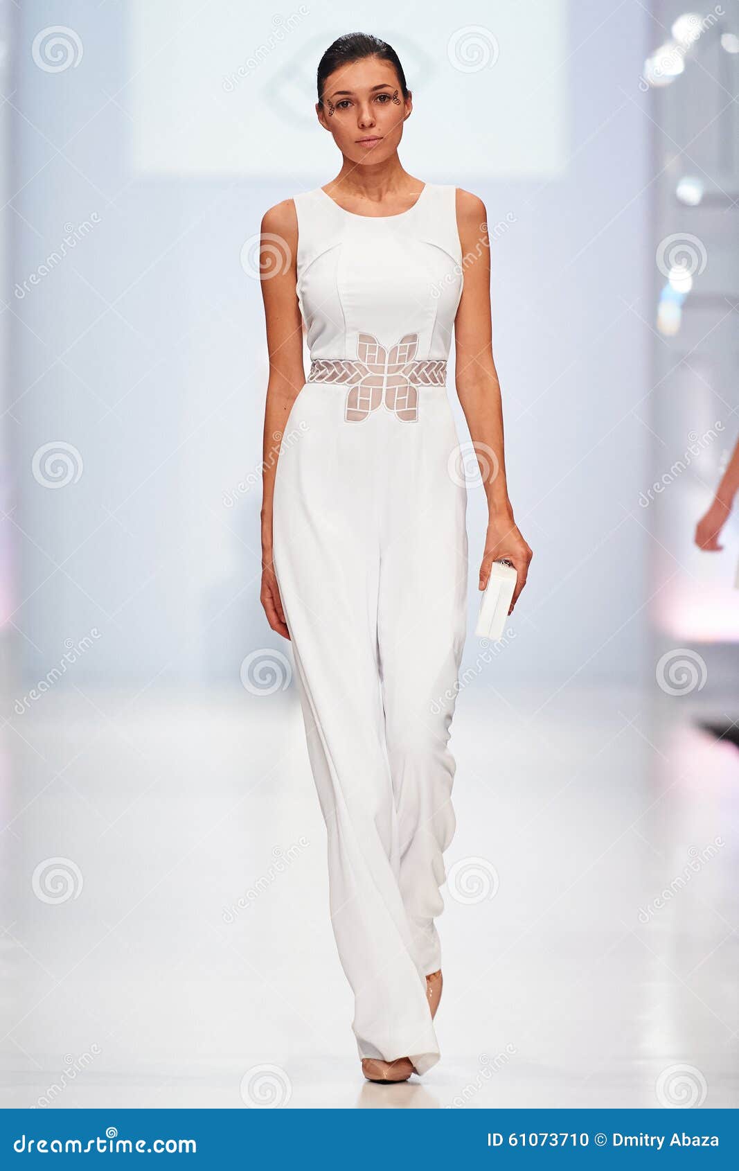 Um Modelo Anda Na Passarela De NATALIA GART Imagem Editorial - Imagem ...