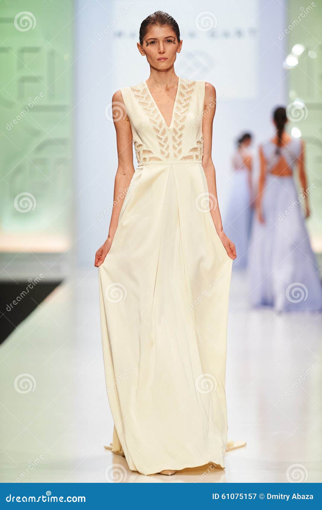 Um Modelo Anda Na Passarela De NATALIA GART Fotografia Editorial ...