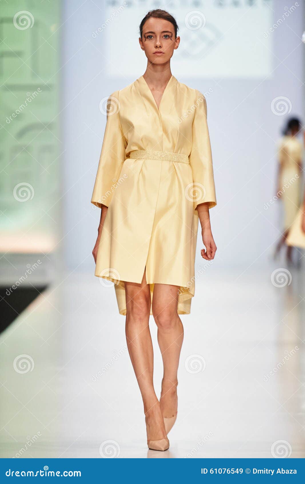 Um Modelo Anda Na Passarela De NATALIA GART Imagem de Stock Editorial ...