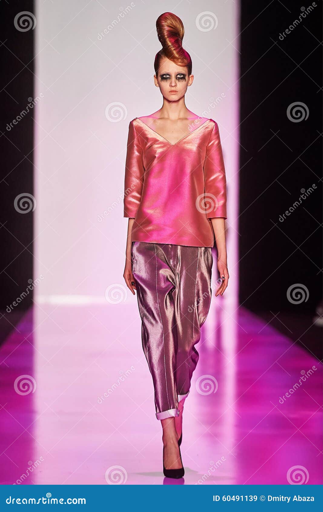 Um Modelo Anda Na Passarela De Tegin Imagem de Stock Editorial - Imagem ...