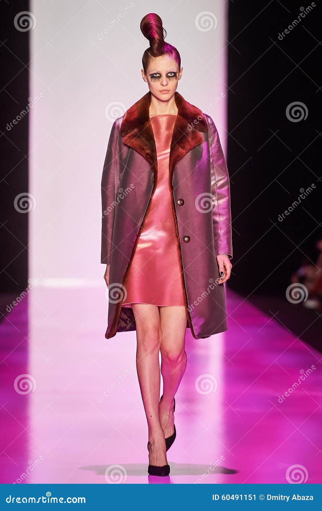 Um Modelo Anda Na Passarela De Tegin Foto Editorial - Imagem de artes ...