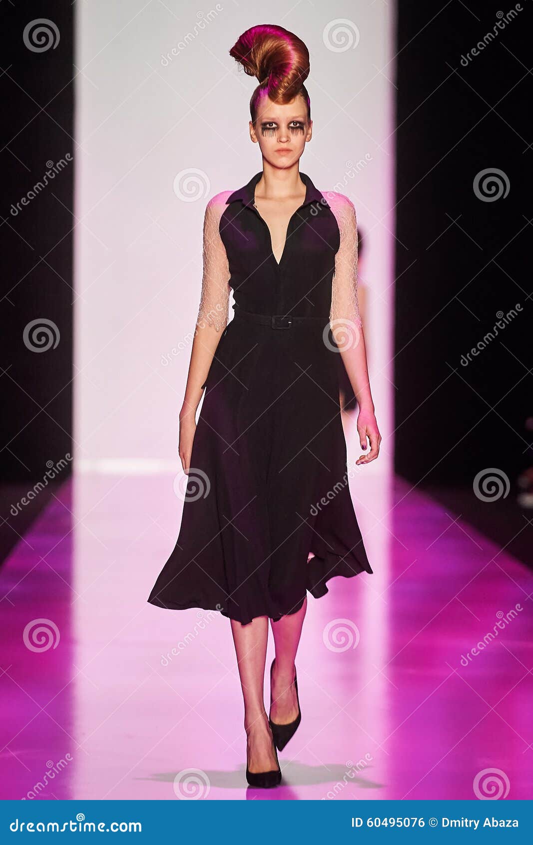 Um Modelo Anda Na Passarela De Tegin Foto Editorial - Imagem de beleza ...