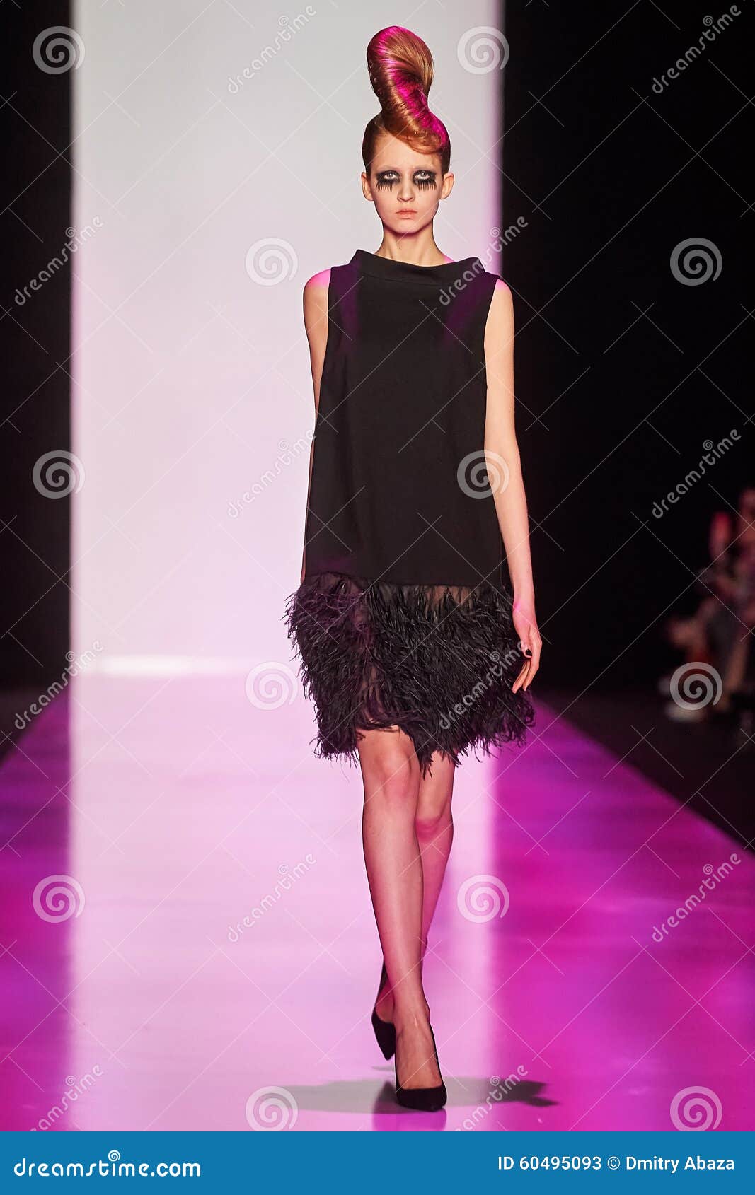 Um Modelo Anda Na Passarela De Tegin Foto de Stock Editorial - Imagem ...