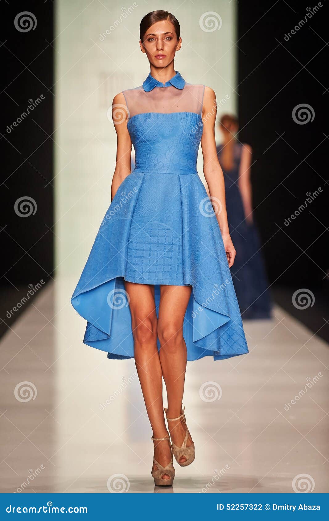 Um Modelo Anda Na Passarela De Tony Ward Fotografia Editorial - Imagem ...