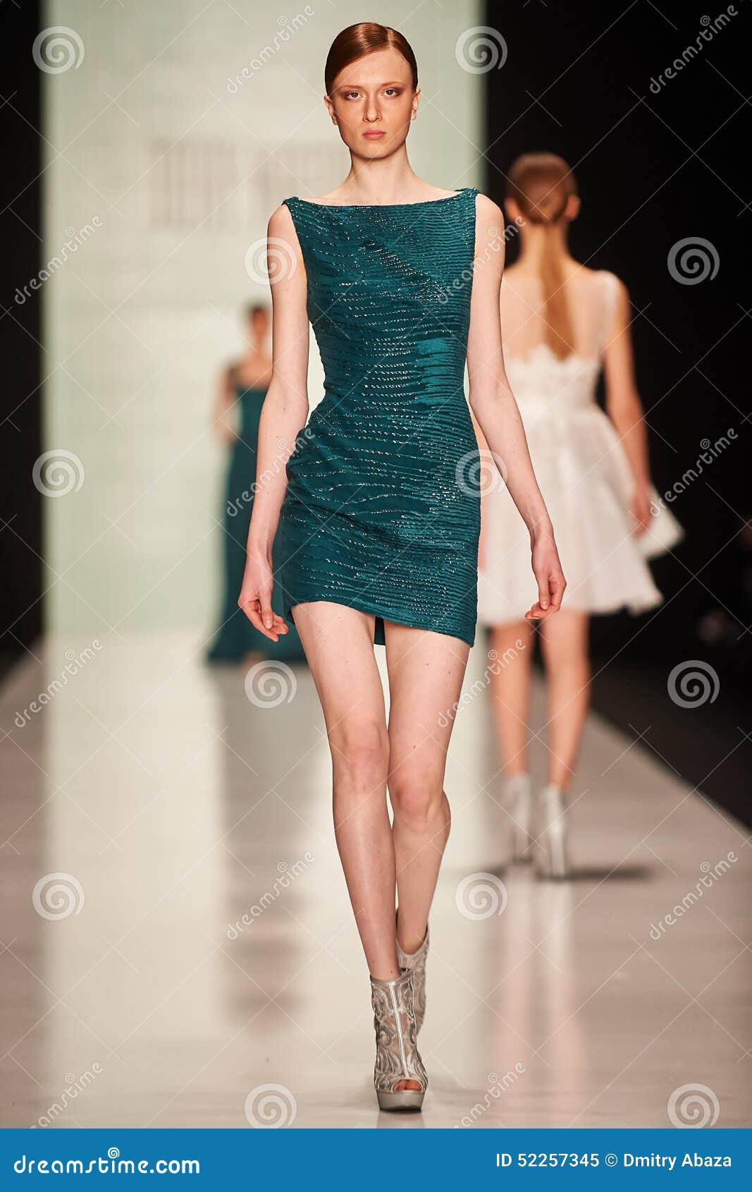 Um Modelo Anda Na Passarela De Tony Ward Imagem Editorial - Imagem de ...