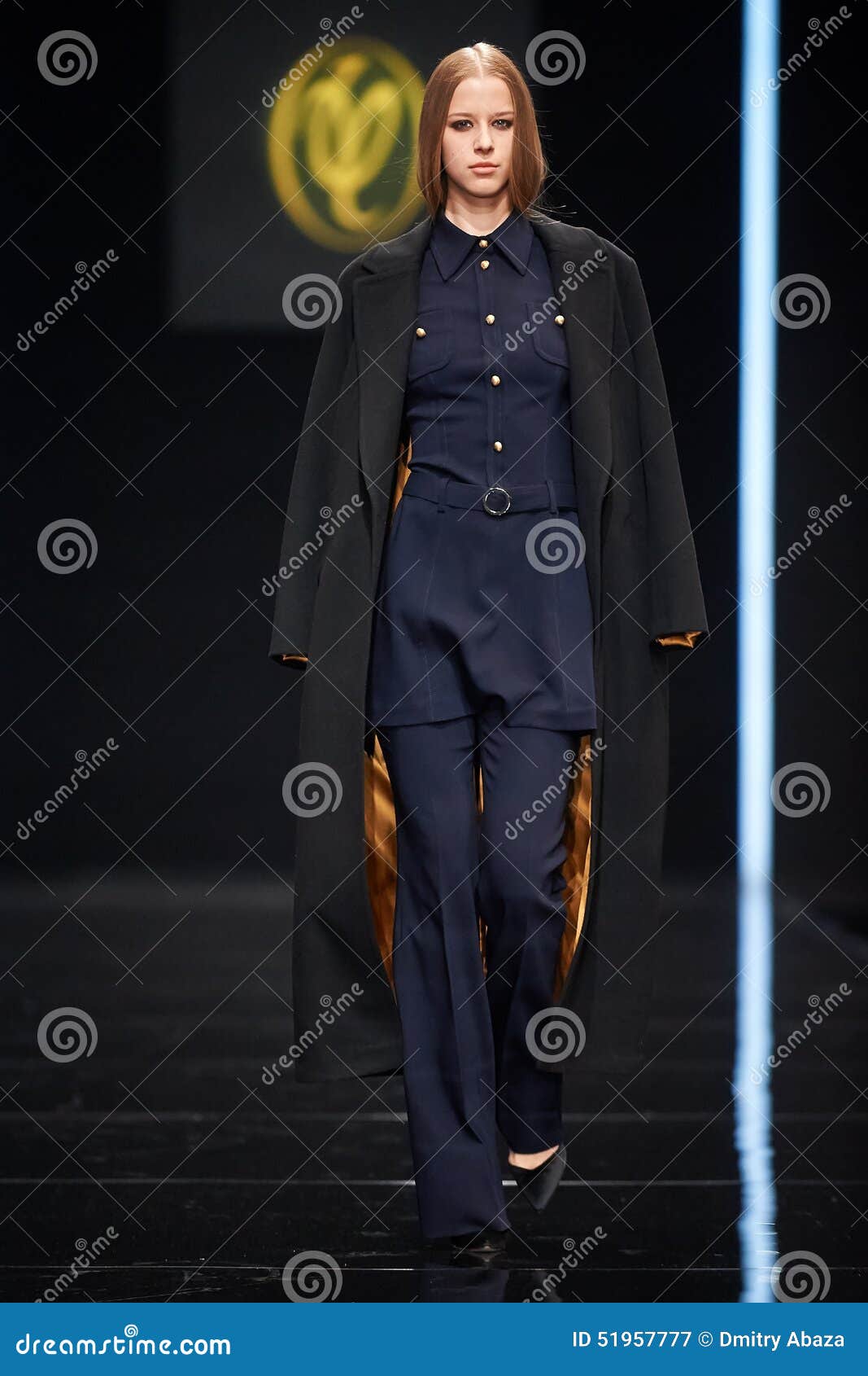 Um Modelo Anda Na Passarela De Valentin Yudashkin Fotografia Editorial ...