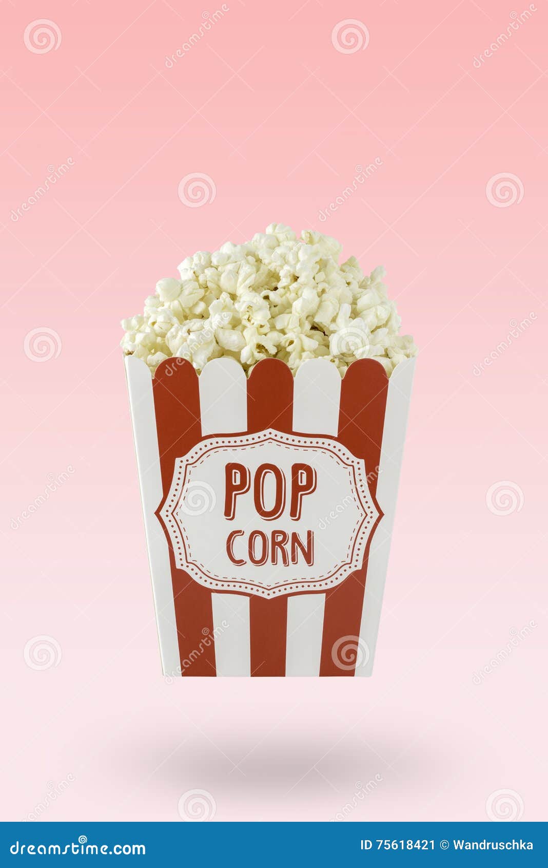 Um pacote grande de pipoca imagem de stock. Imagem de filme - 75618421