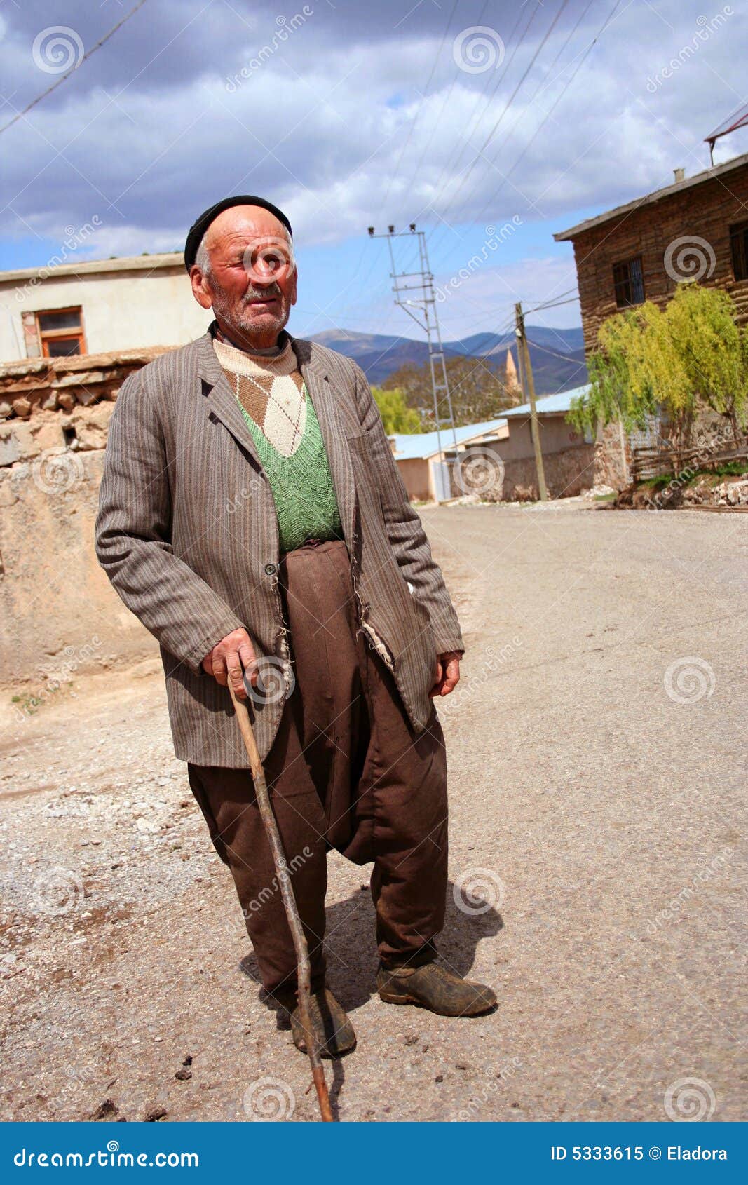 Um pobre homem idoso imagem de stock. Imagem de facial - 5333615