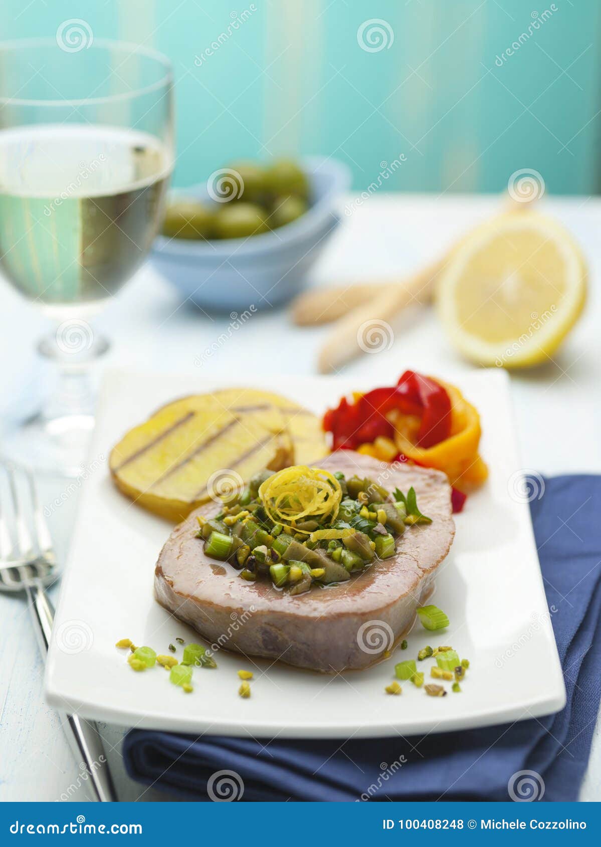 Um Prato Da Faixa Do Atum Com Vegetais Foto de Stock - Imagem de ...