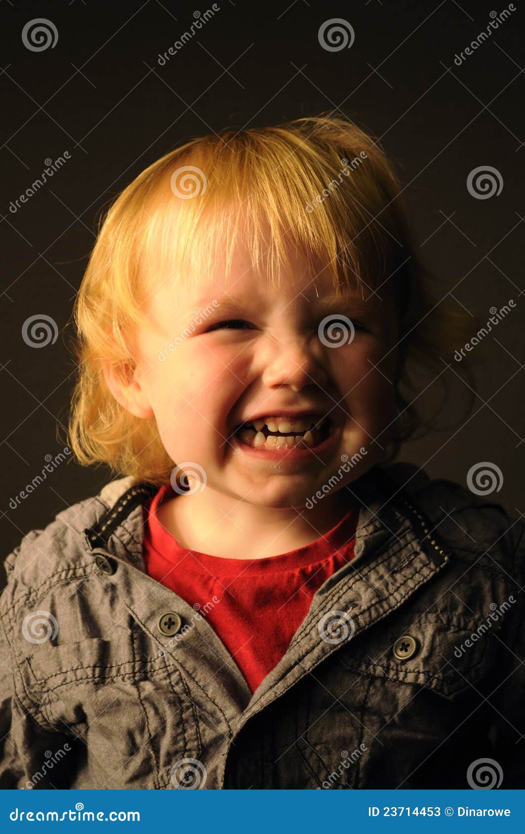 Um Retrato De Um Miúdo Impertinente Imagem de Stock - Imagem de bonito ...