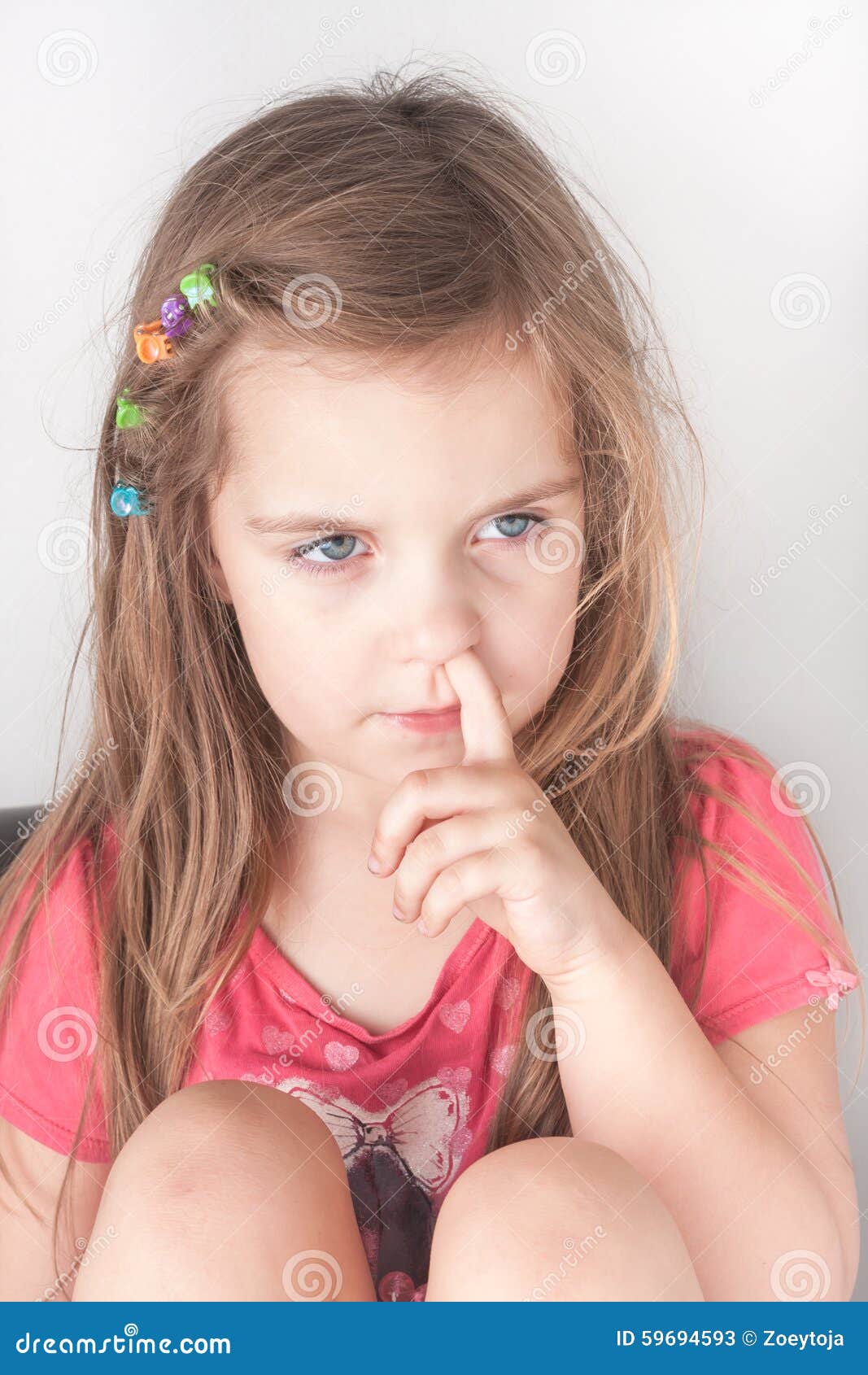 Um Retrato De Uma Menina Que Escolhe Seu Nariz Imagem de Stock - Imagem ... Um Retrato De Uma Menina Que Escolhe Seu Nariz Imagem de Stock - Imagem ...