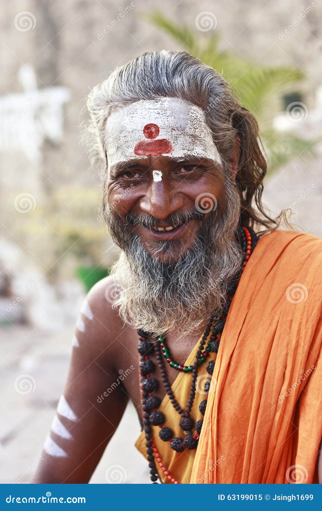 Um Sadhu De Sorriso Em Varanasi Imagem Editorial - Imagem de postura ...