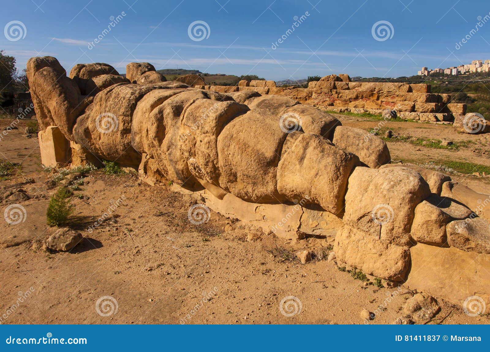 Um Telamon Gigante No Templo De Zeus Imagem de Stock - Imagem de grego ...