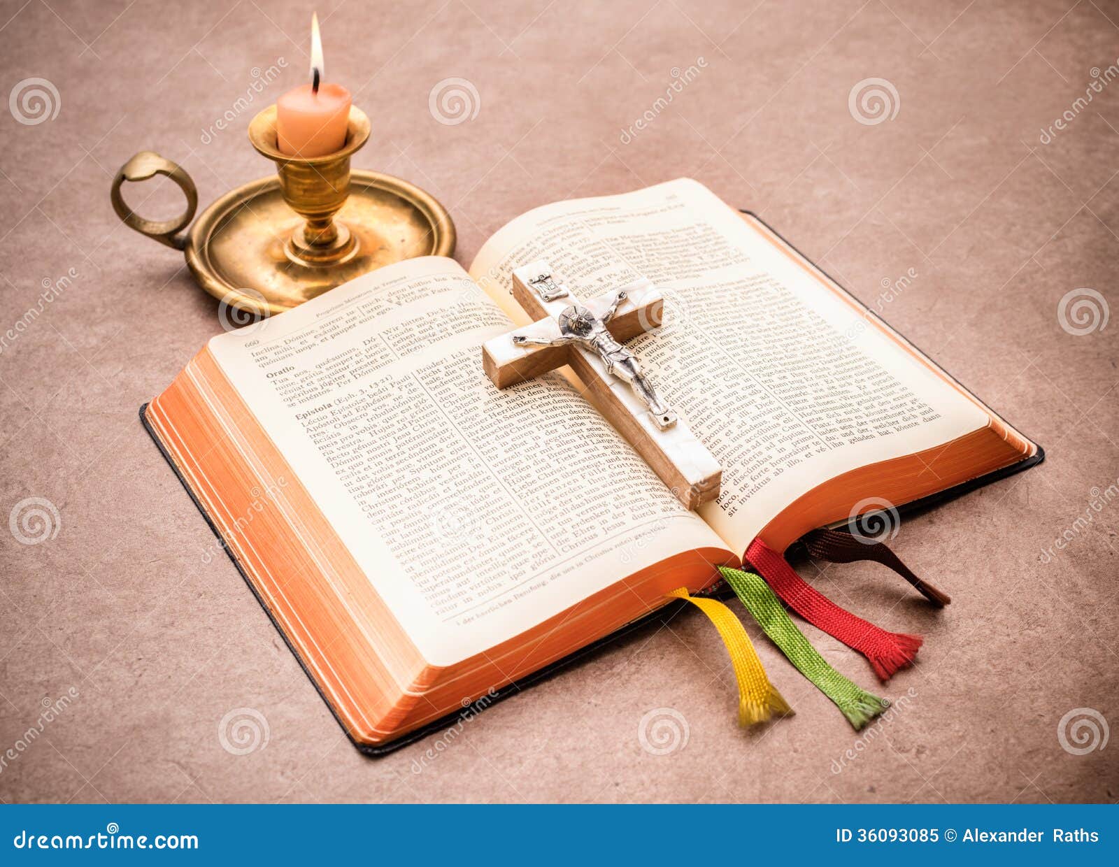 Uma Bíblia Aberta Em Uma Tabela Imagem de Stock - Imagem de catolicismo ...