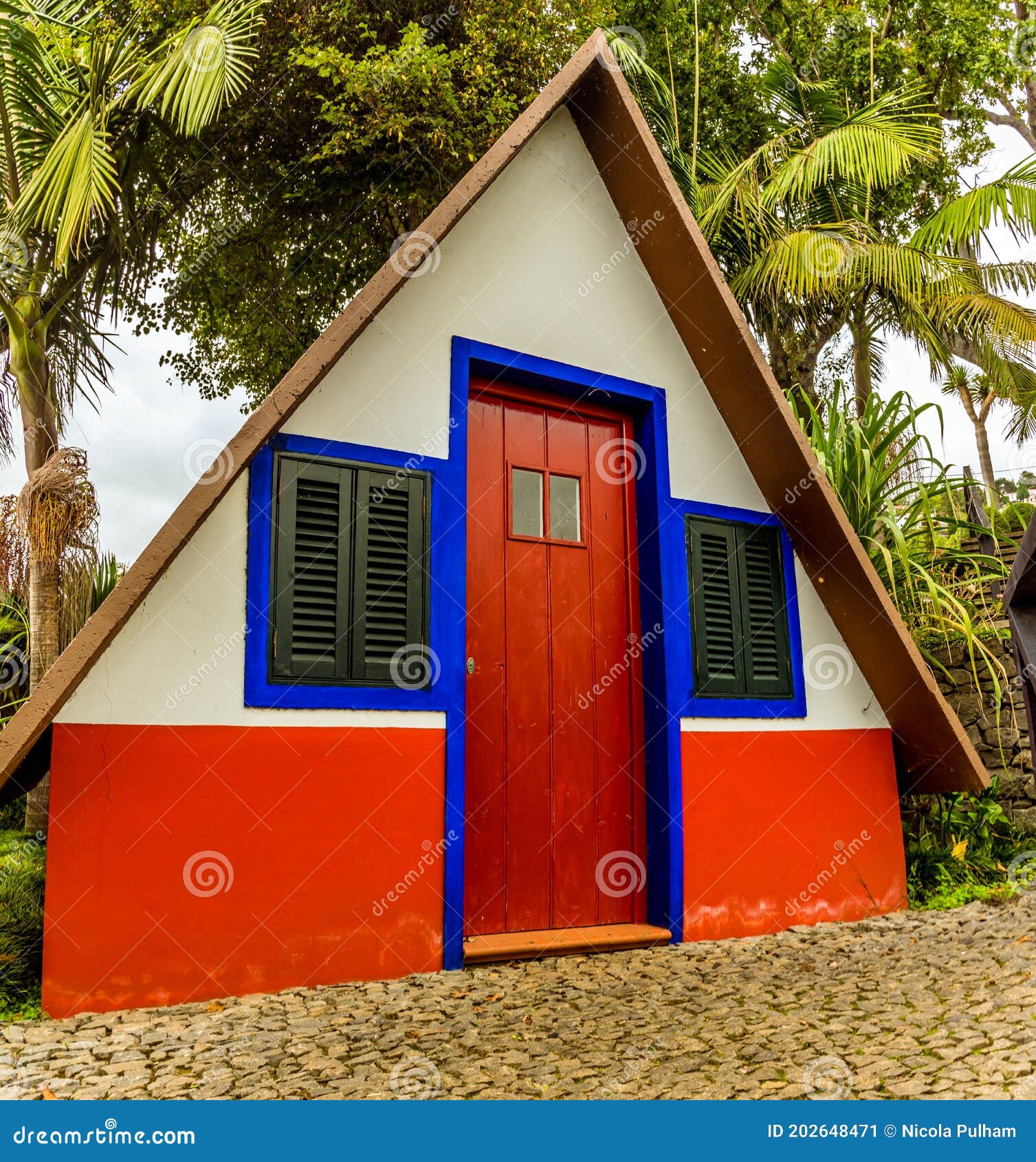 Uma Casa Triangular Tradicional Na Madeira Funchal Imagem de Stock ...
