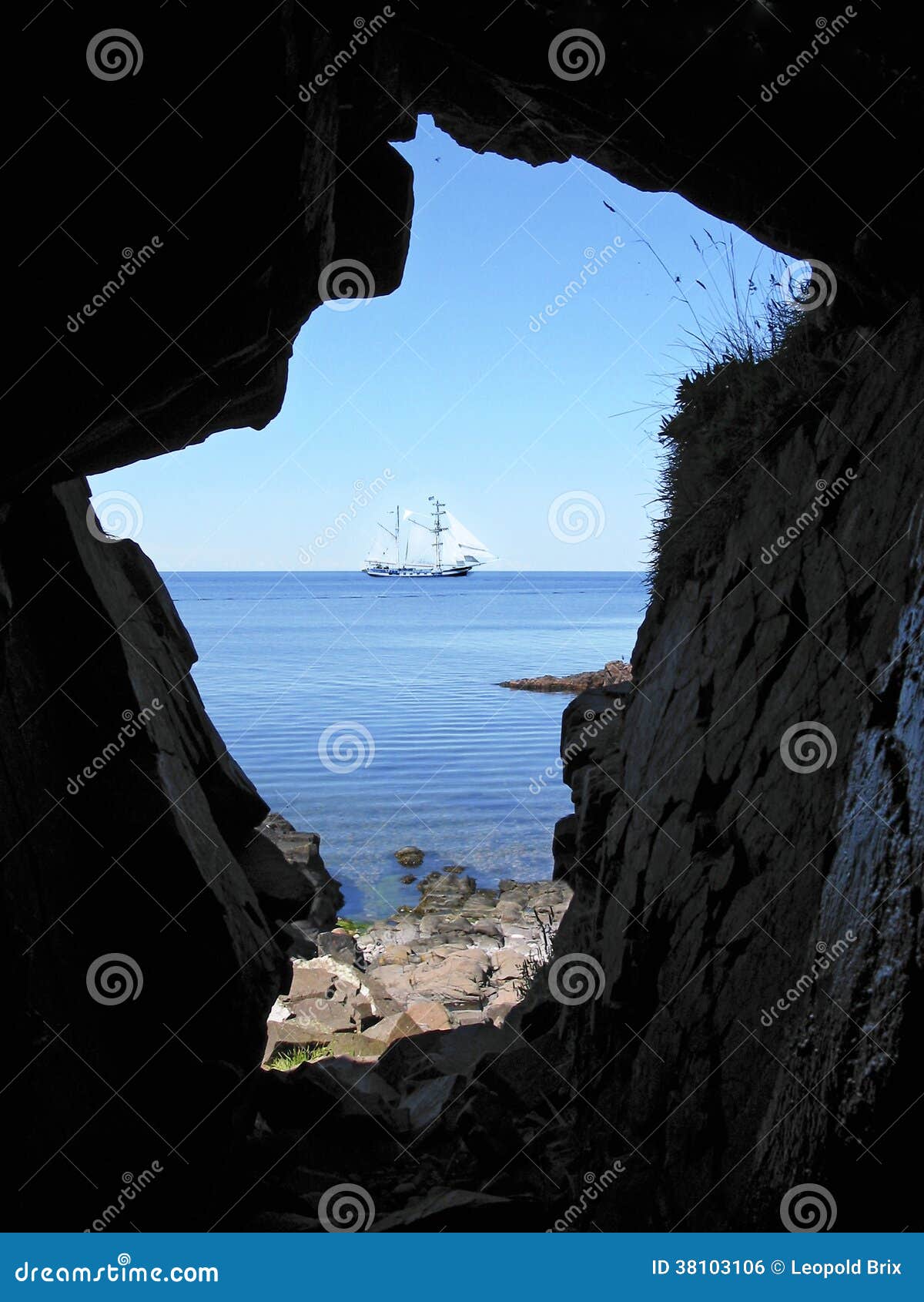 Uma Caverna E Um Navio Com Velas Brancas Foto de Stock - Imagem de ...