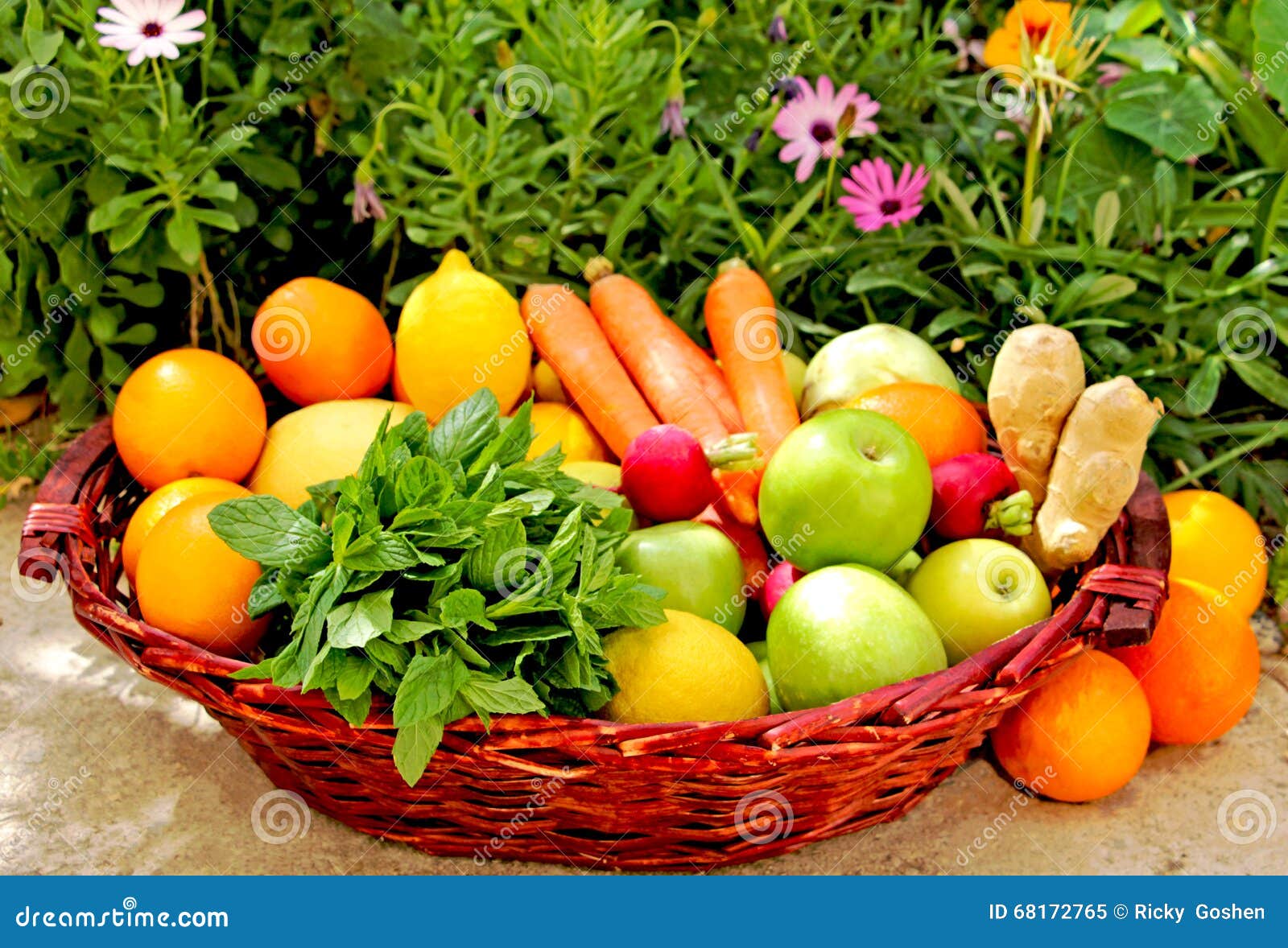 Uma Cesta Da Fruta E Verdura Fresca Imagem de Stock - Imagem de ...