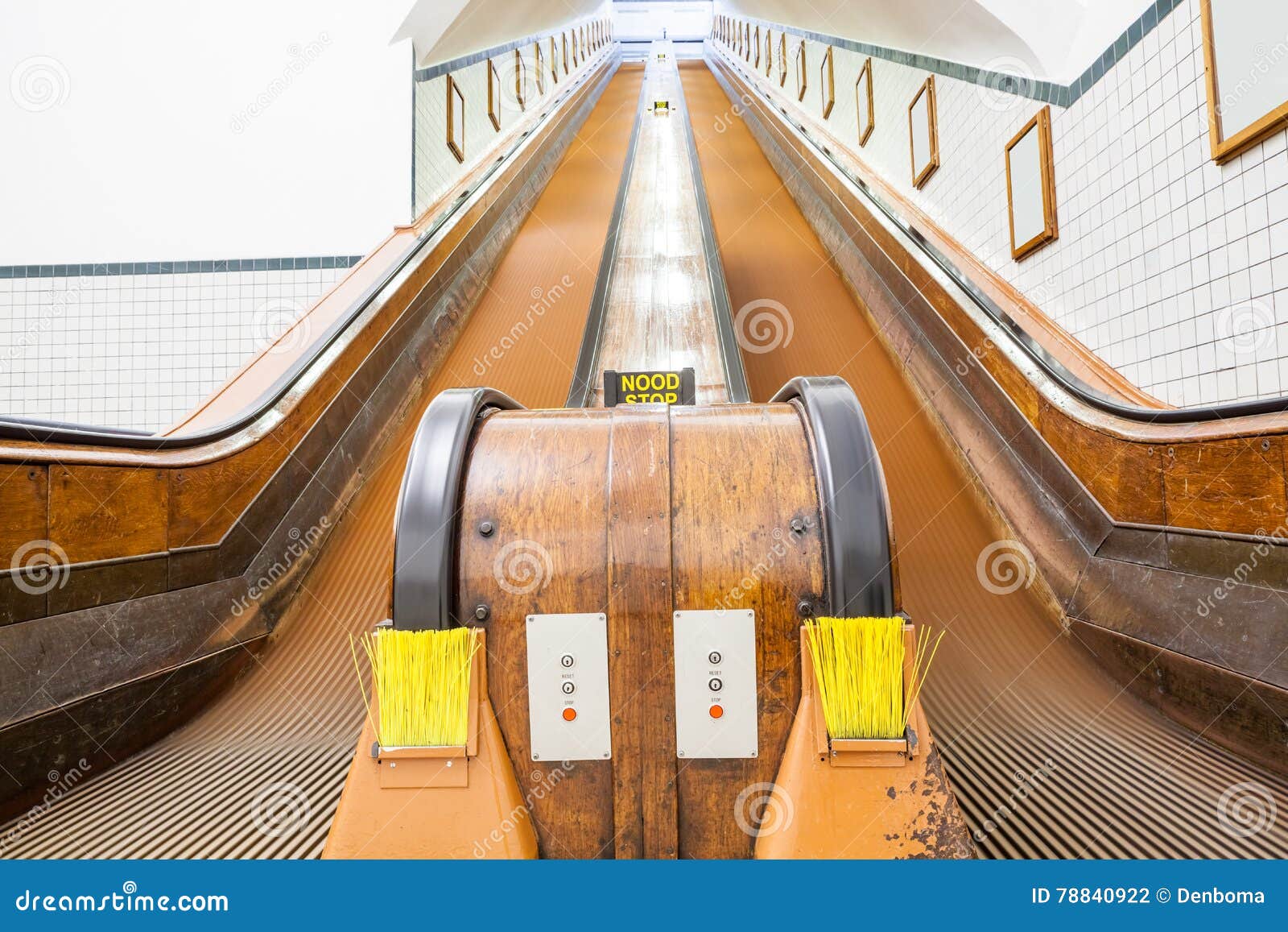 Uma Escada Rolante De Madeira Foto de Stock - Imagem de arquitetura ...