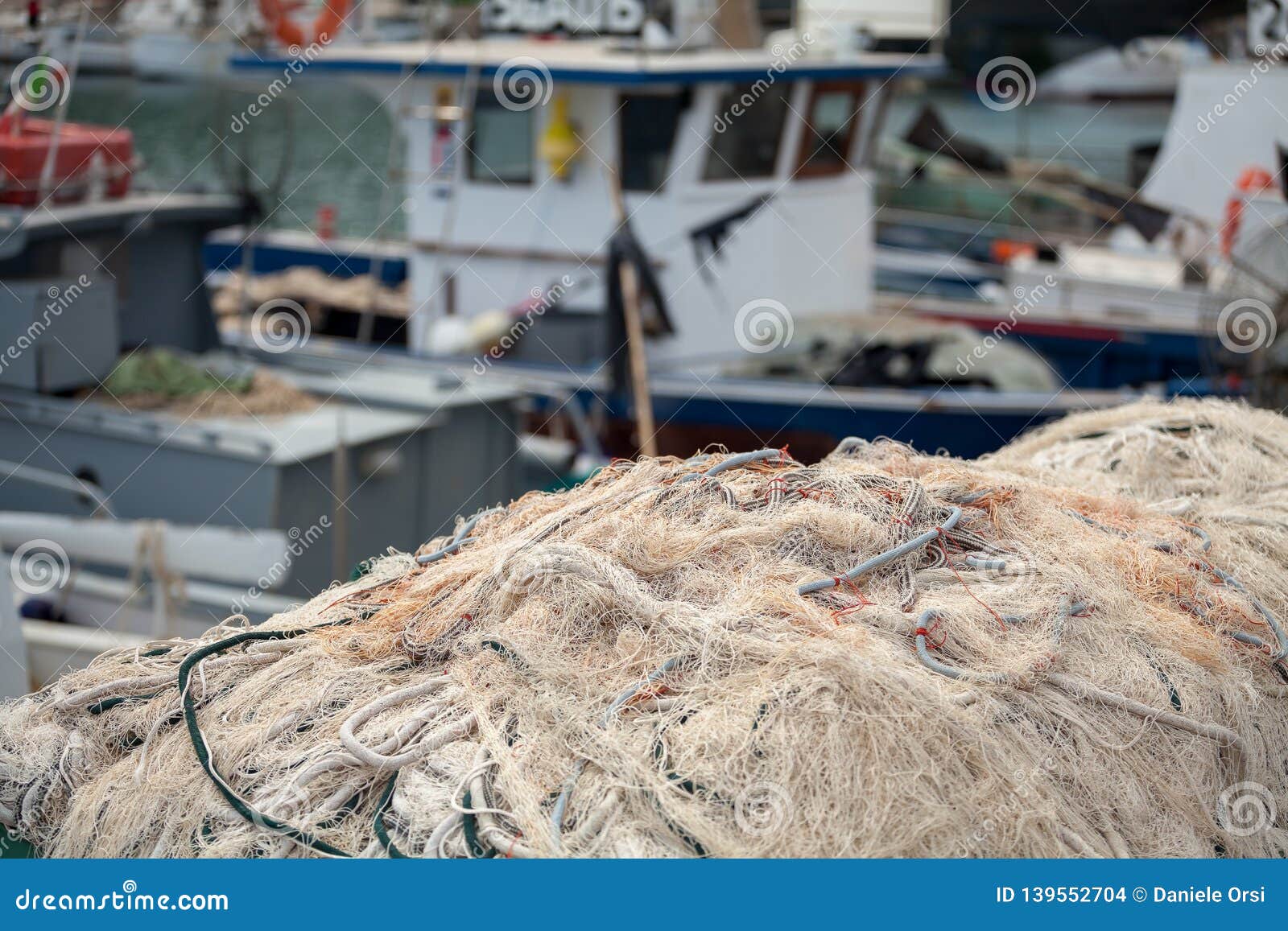 Uma Ideia De Redes De Pesca Para Dentro Do Barco Foto de Stock - Imagem ...