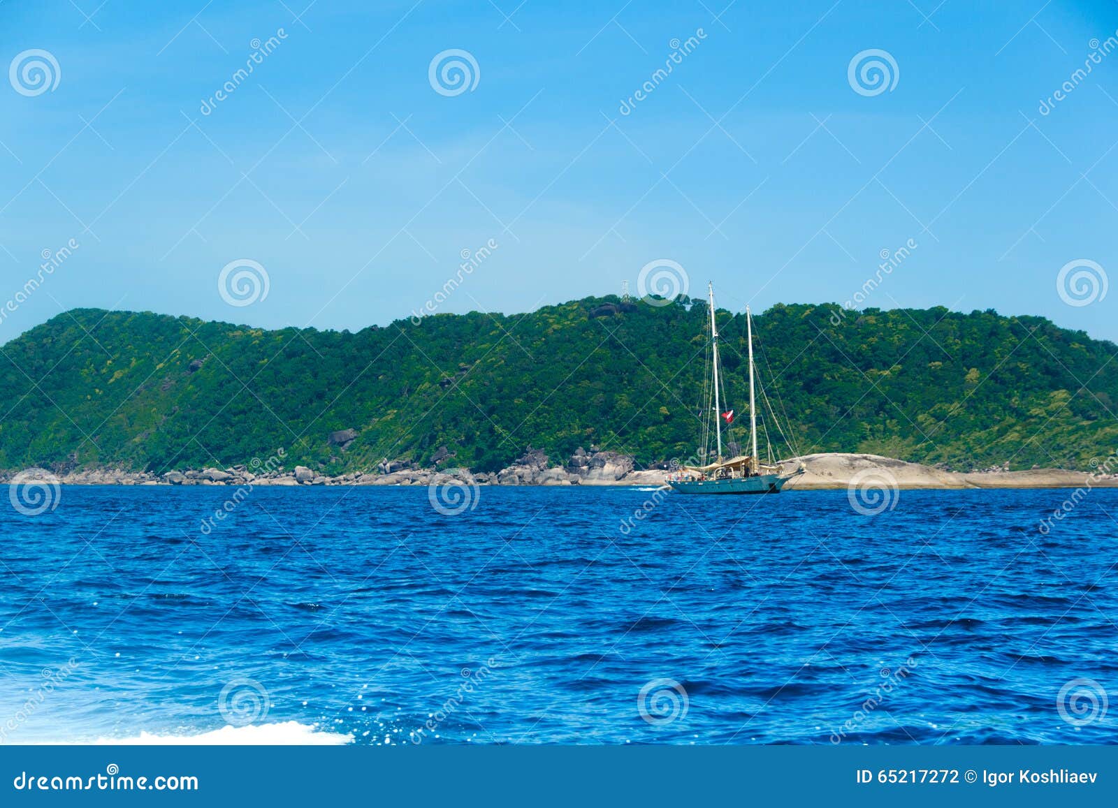 Uma ilha no mar aberto foto de stock. Imagem de turista - 65217272