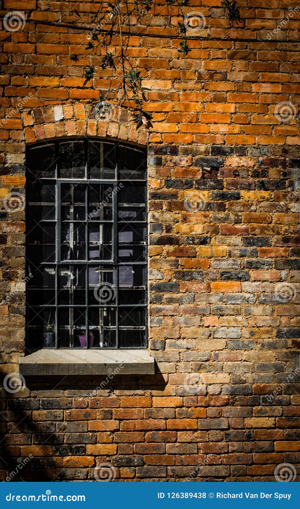 Uma Janela Escura Em Uma Parede De Tijolo Velha Foto de Stock - Imagem ... Uma Janela Escura Em Uma Parede De Tijolo Velha Foto de Stock - Imagem ...