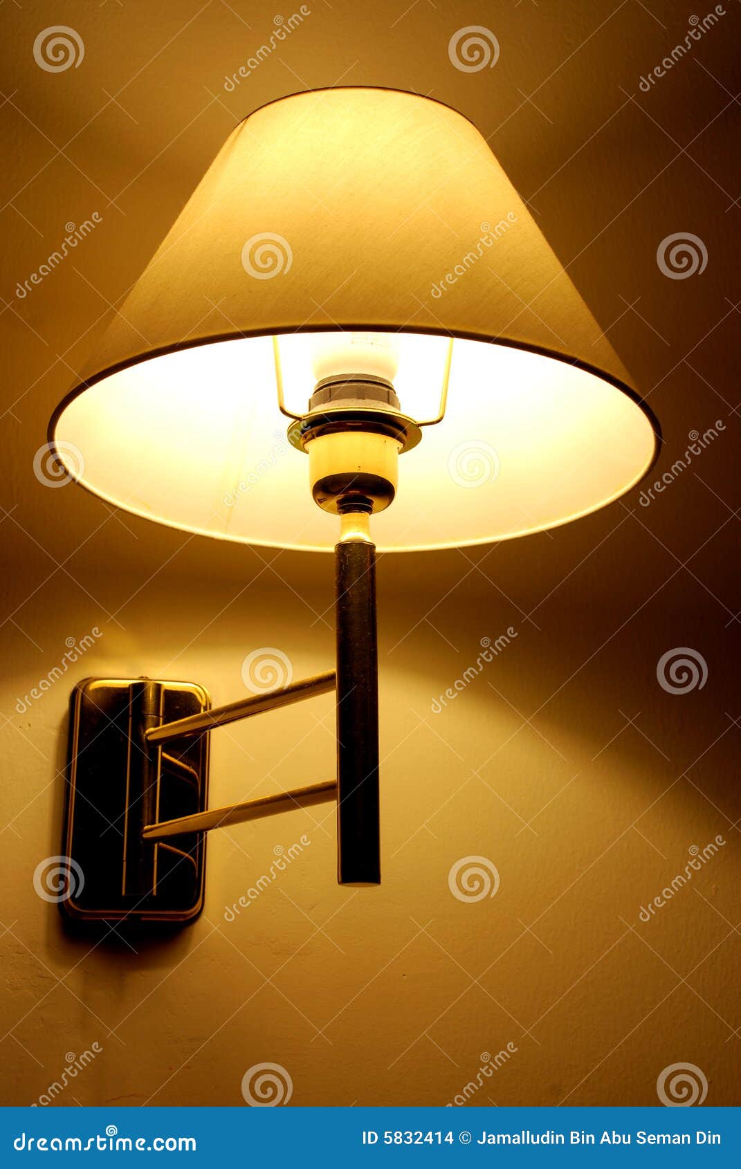 Uma lâmpada foto de stock. Imagem de lâmpada, deco, foco - 5832414