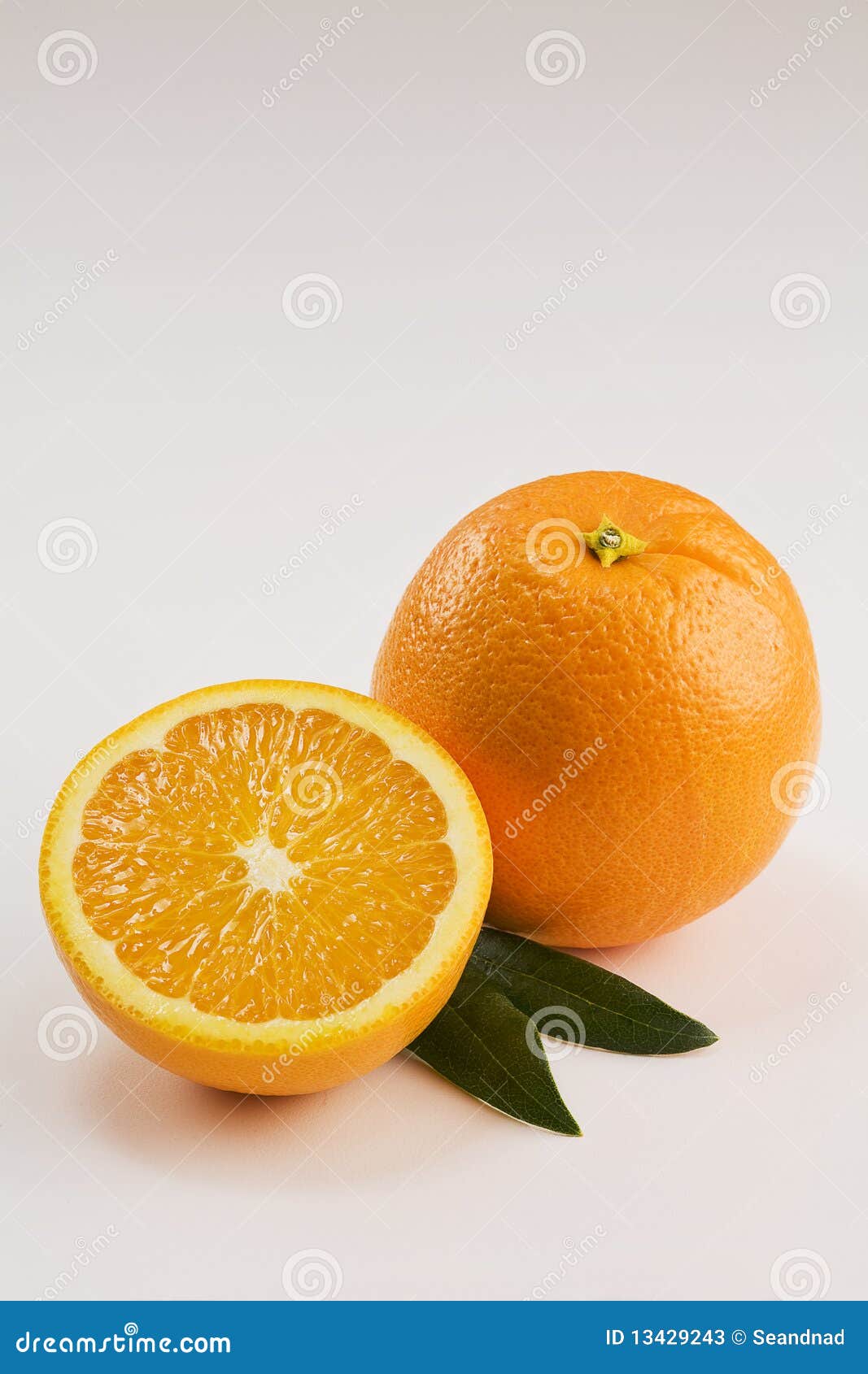 Uma Laranja Fresca Do Corte Imagem de Stock - Imagem de inteiro, dieta ...