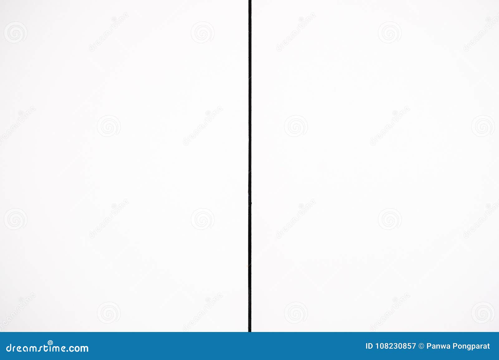 Uma Linha Preta Ao Meio Do Fundo Branco Imagem de Stock - Imagem de ...