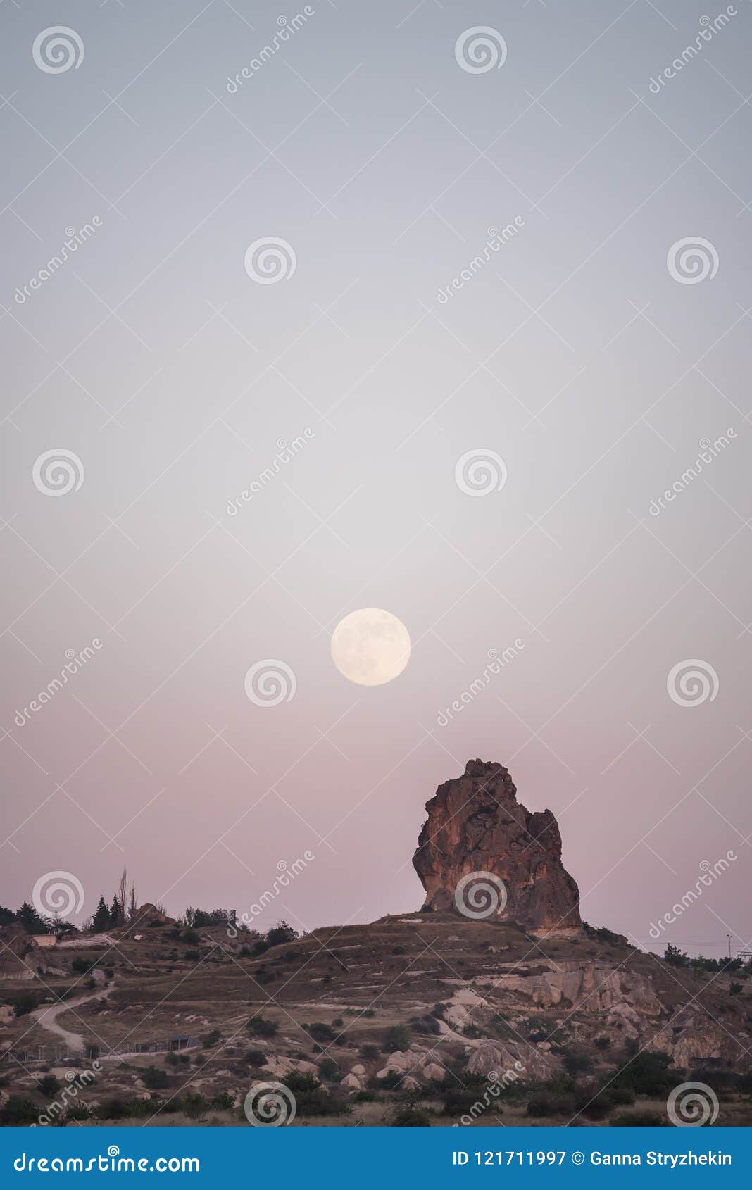 Uma Lua Cheia Enorme Acima Da Rocha Turquia Cappadocia Imagem de Stock ...