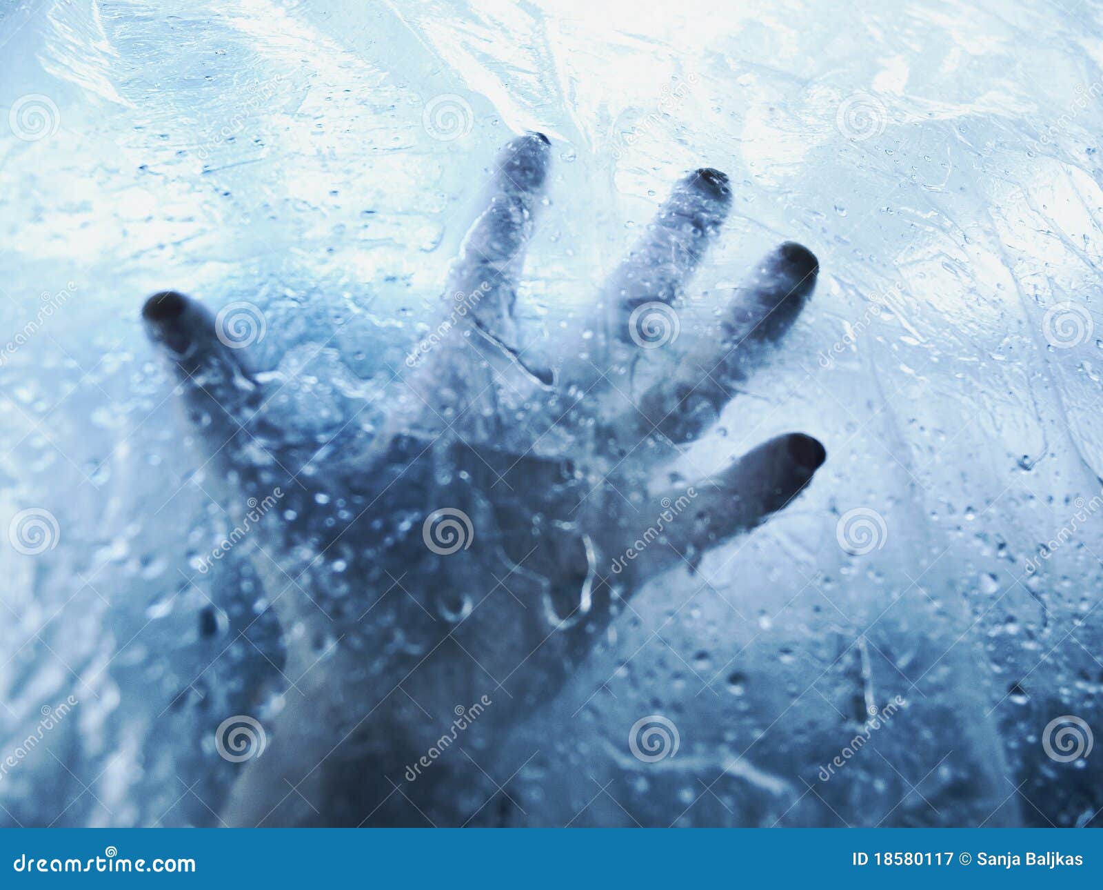 Uma mão de afogamento imagem de stock. Imagem de isolado - 18580117