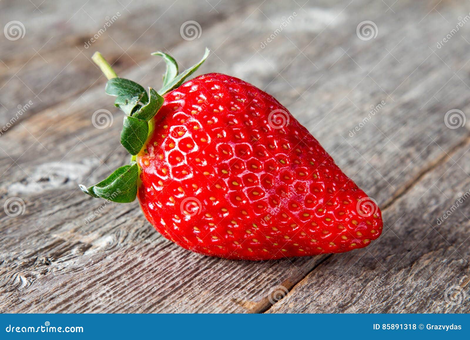 Uma Morango Vermelha Grande Fresca Foto de Stock - Imagem de vermelho ...