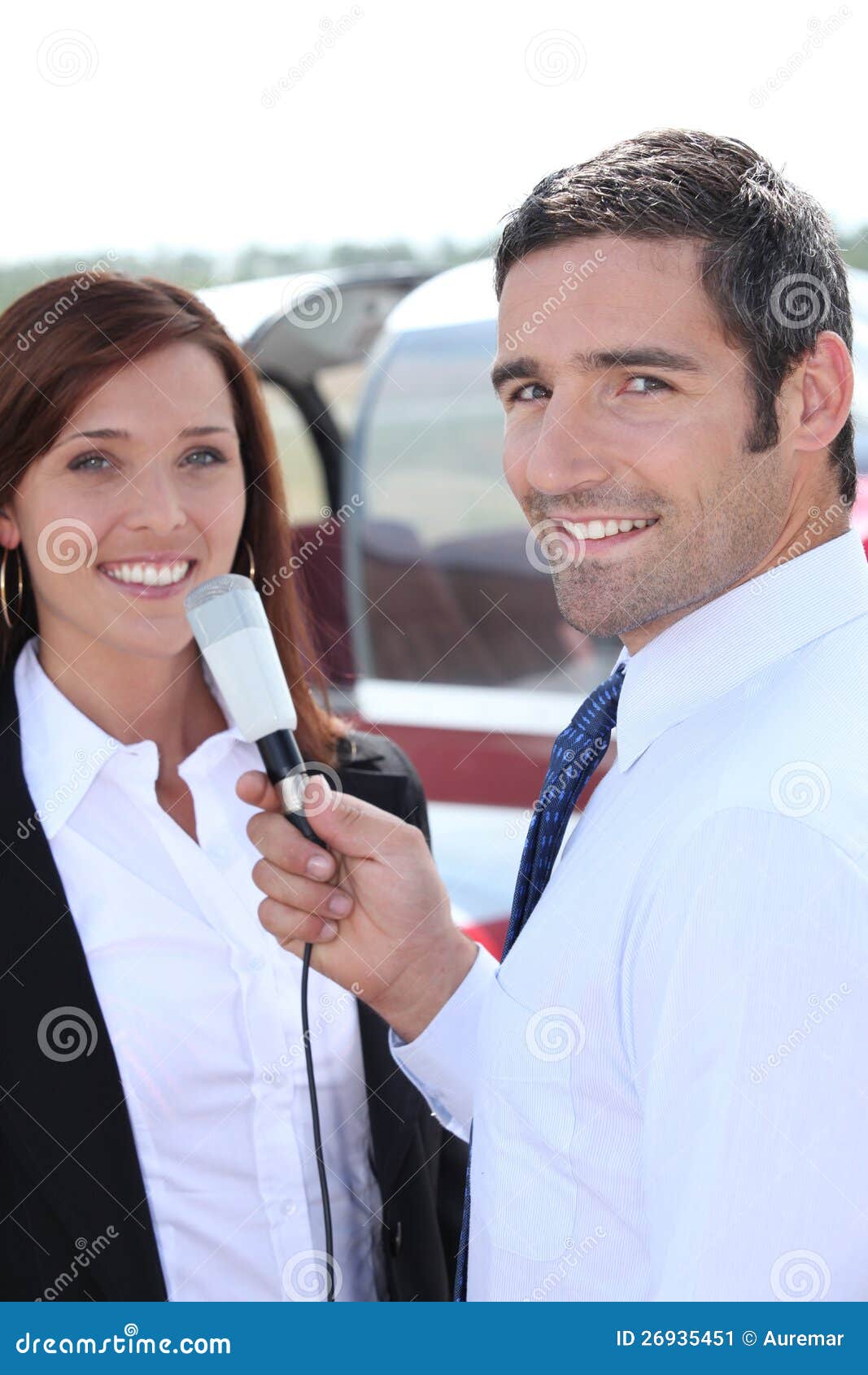 Uma Mulher De Entrevista Do Journalista Imagem de Stock - Imagem de ...