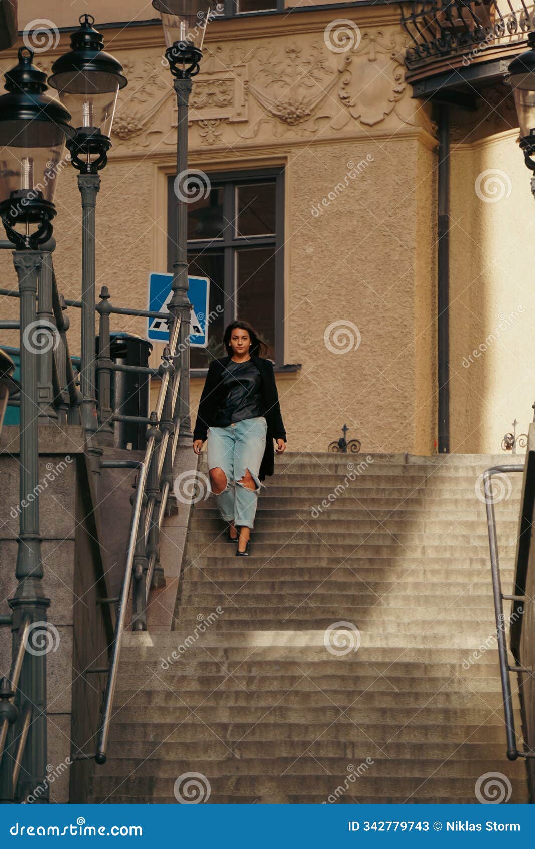 Uma Mulher Descendo As Escadas Imagem de Stock - Imagem de adulto ...