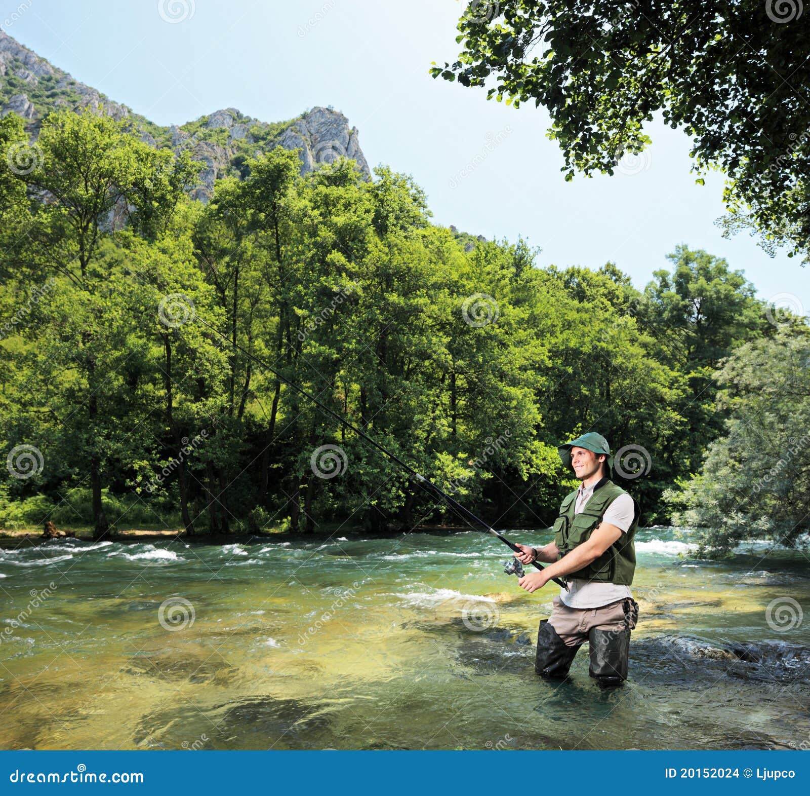 Uma Pesca Nova Do Pescador Em Um Rio Foto de Stock - Imagem de pescador ...